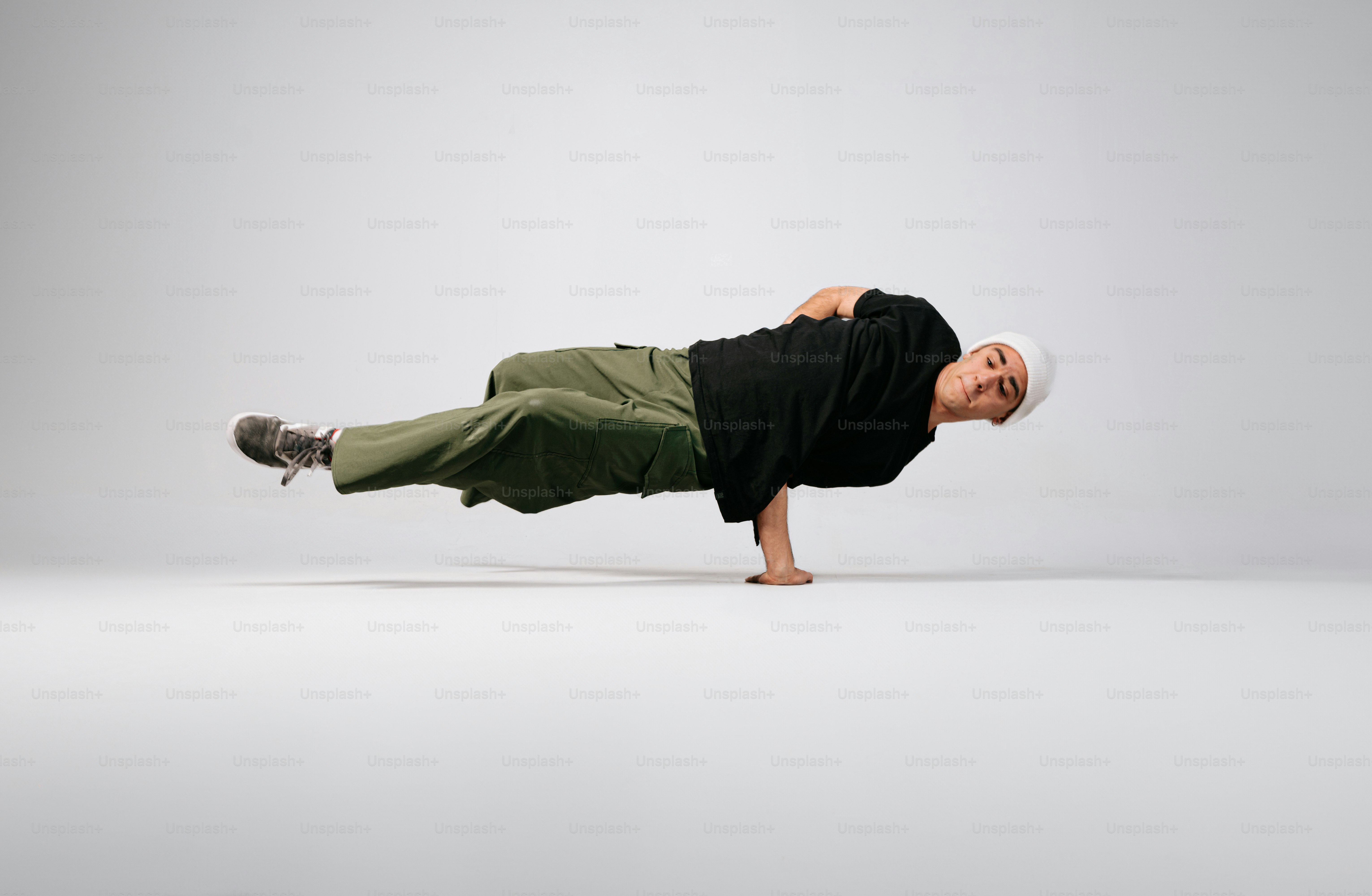 A man is doing a handstand on one leg photo – Breakdance Image on Unsplash