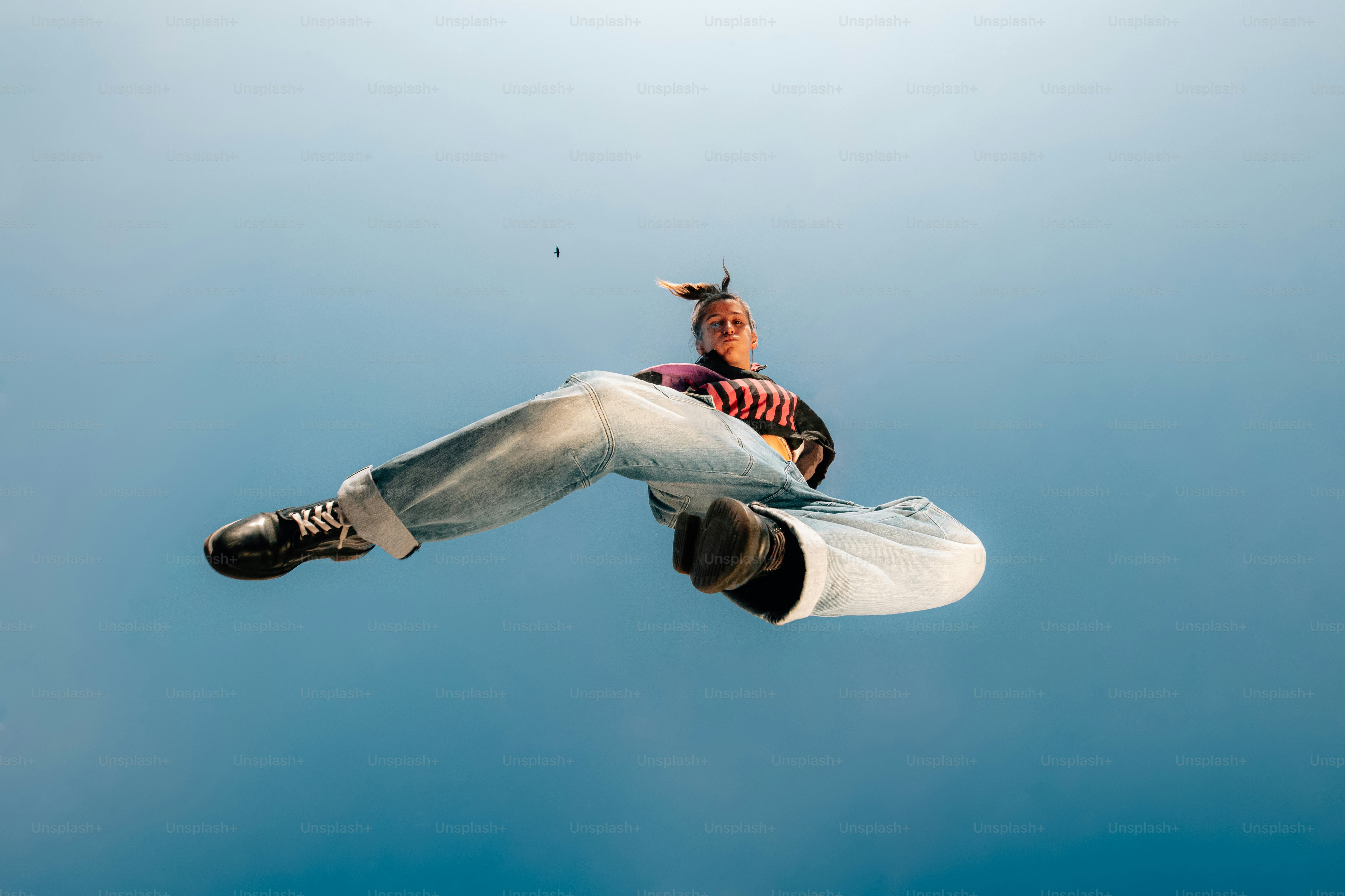 A man flying through the air while riding a snowboard photo – Dancing ...
