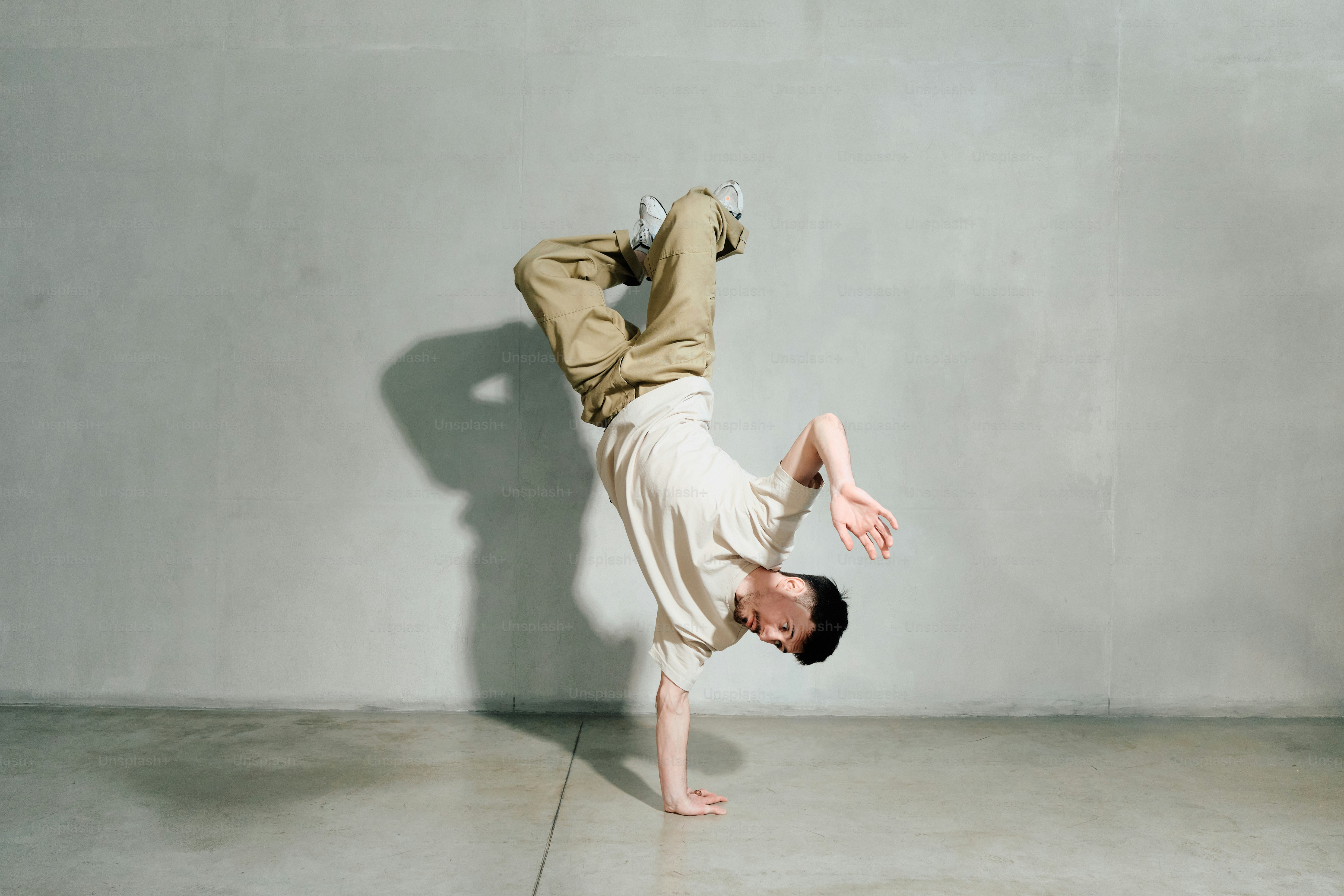 A man is doing a handstand on the floor photo – Bboy Image on Unsplash
