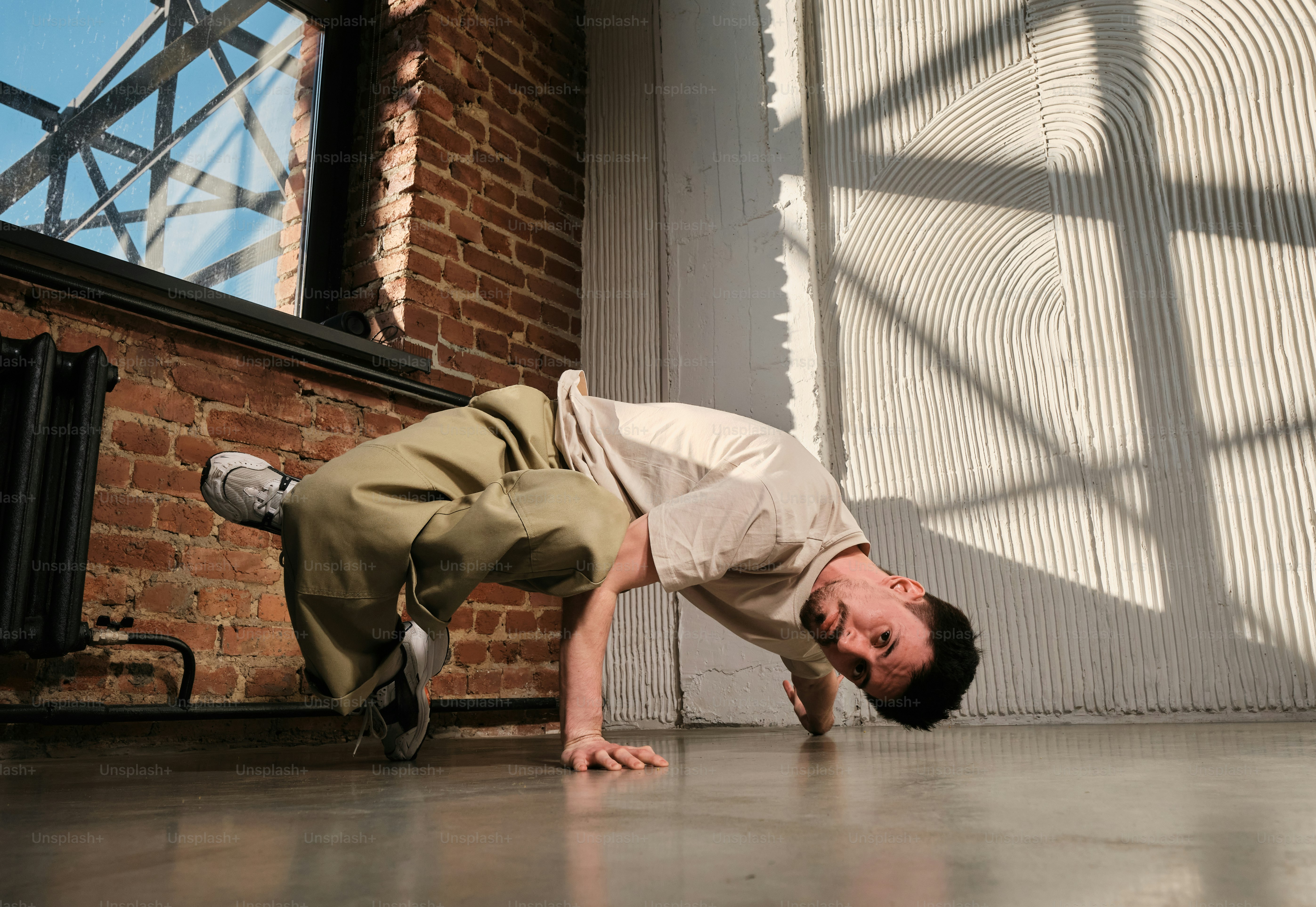 A man is doing a handstand on the floor photo – Bboy Image on Unsplash