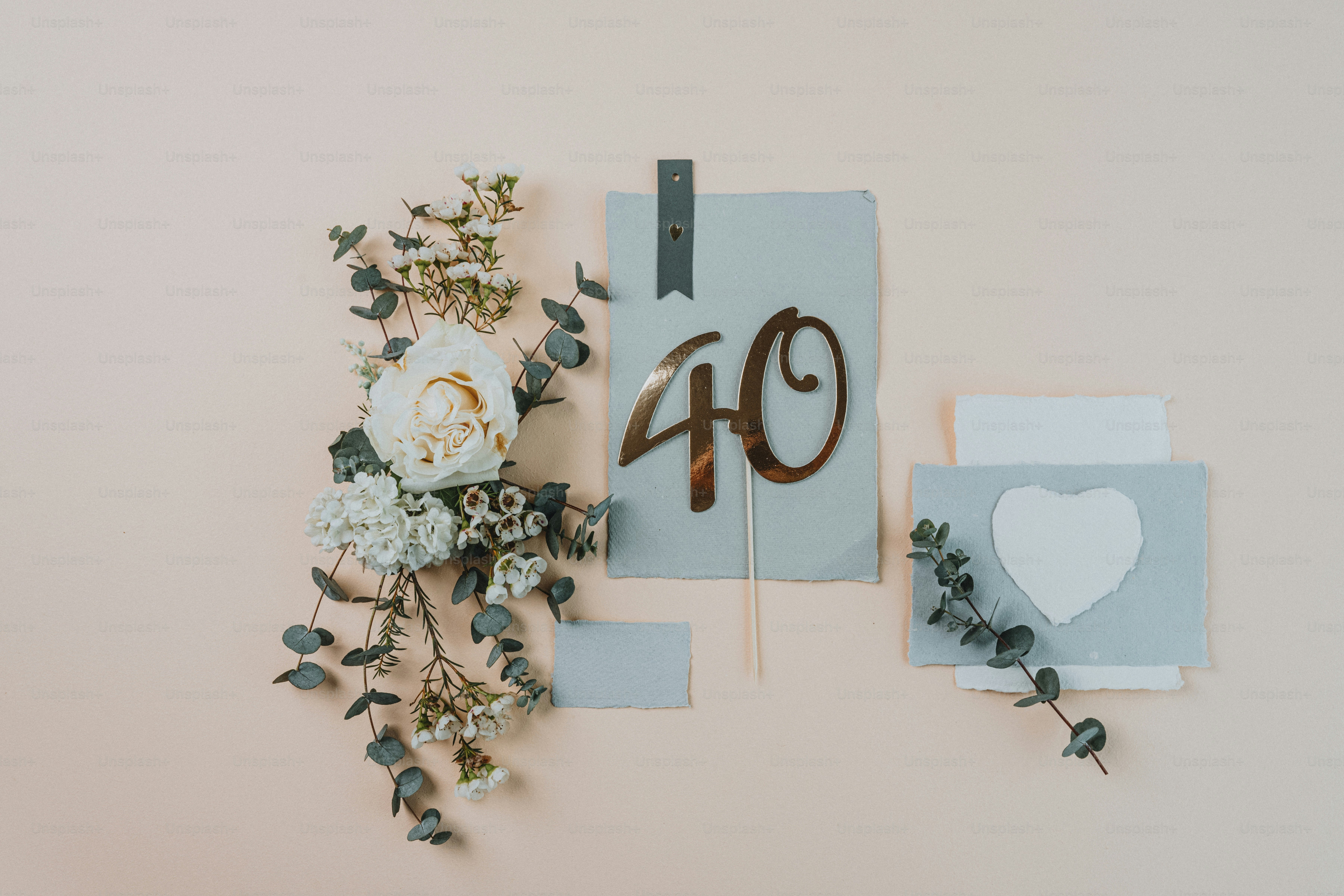 Ein Blumenstrauß neben einem Zettel mit der Zahl vierzig Foto – Bild ...