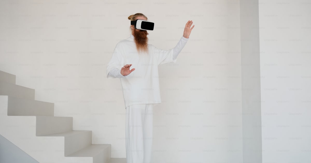 긴 수염을 기르고 흰 옷을 입은 남자가 계단에 서 있다 사진 Unsplash의 Vr 헤드셋 이미지