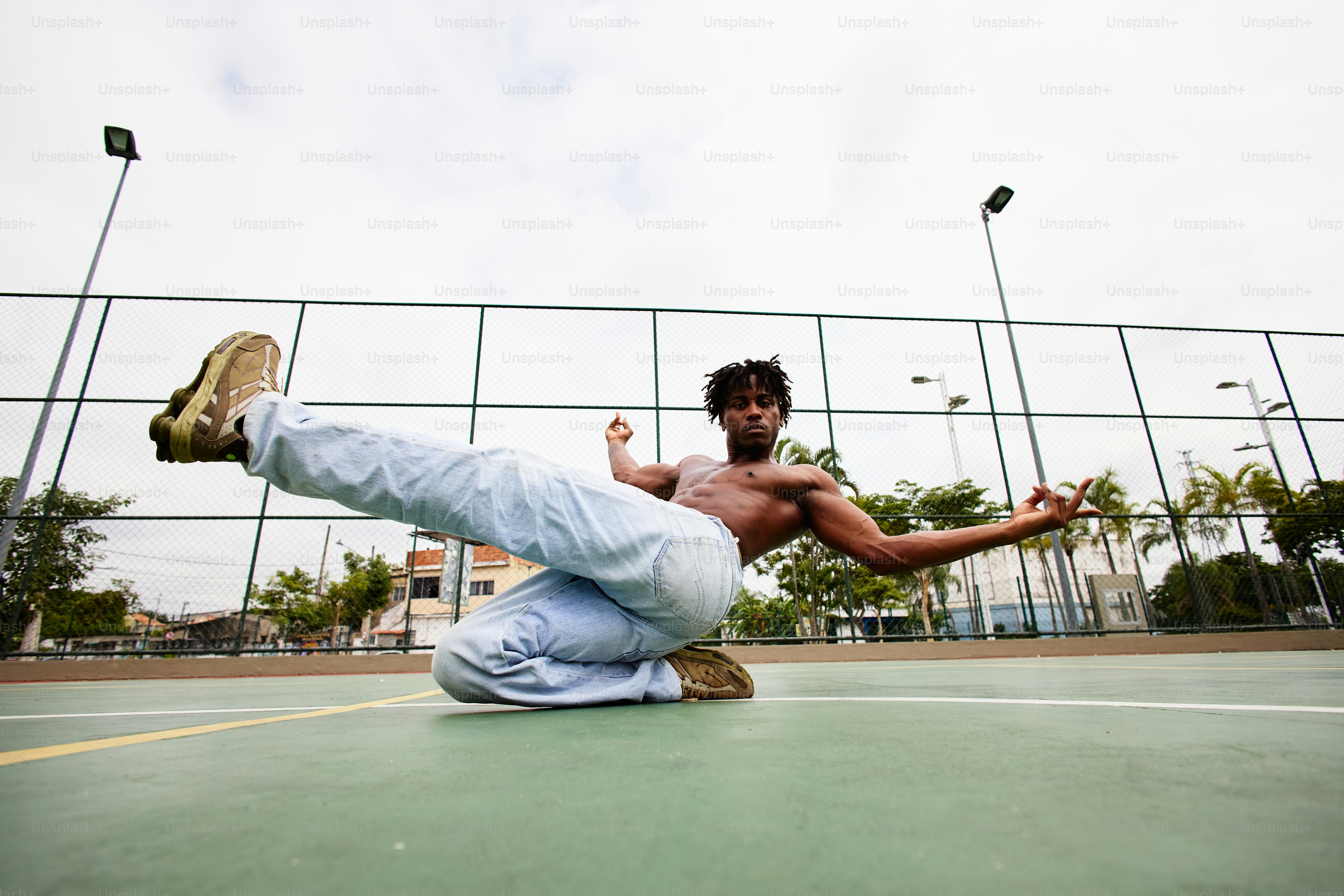 A man doing a handstand on a tennis court photo – Movement Image on ...