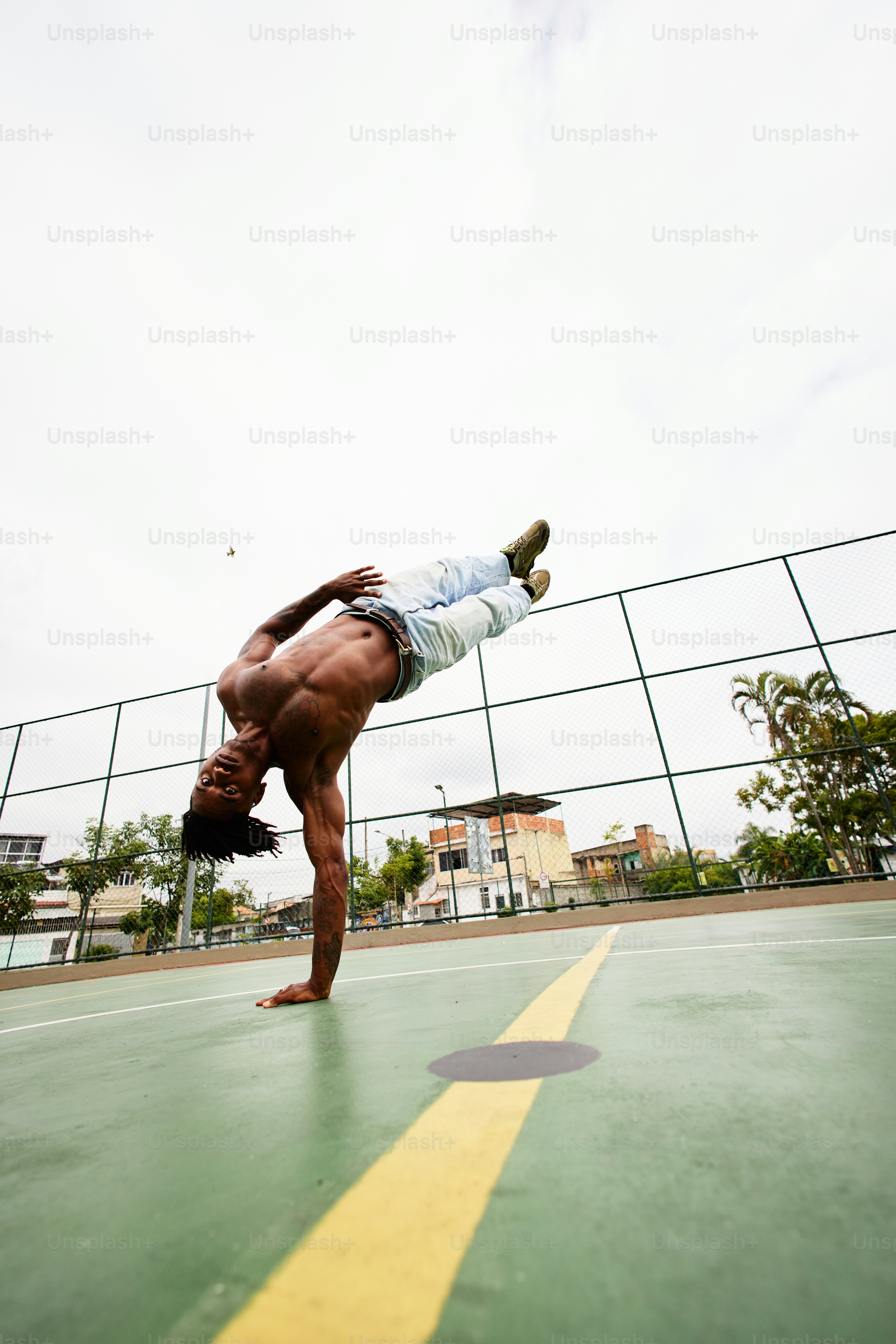 A man doing a handstand on a tennis court photo – Dancing Image on Unsplash