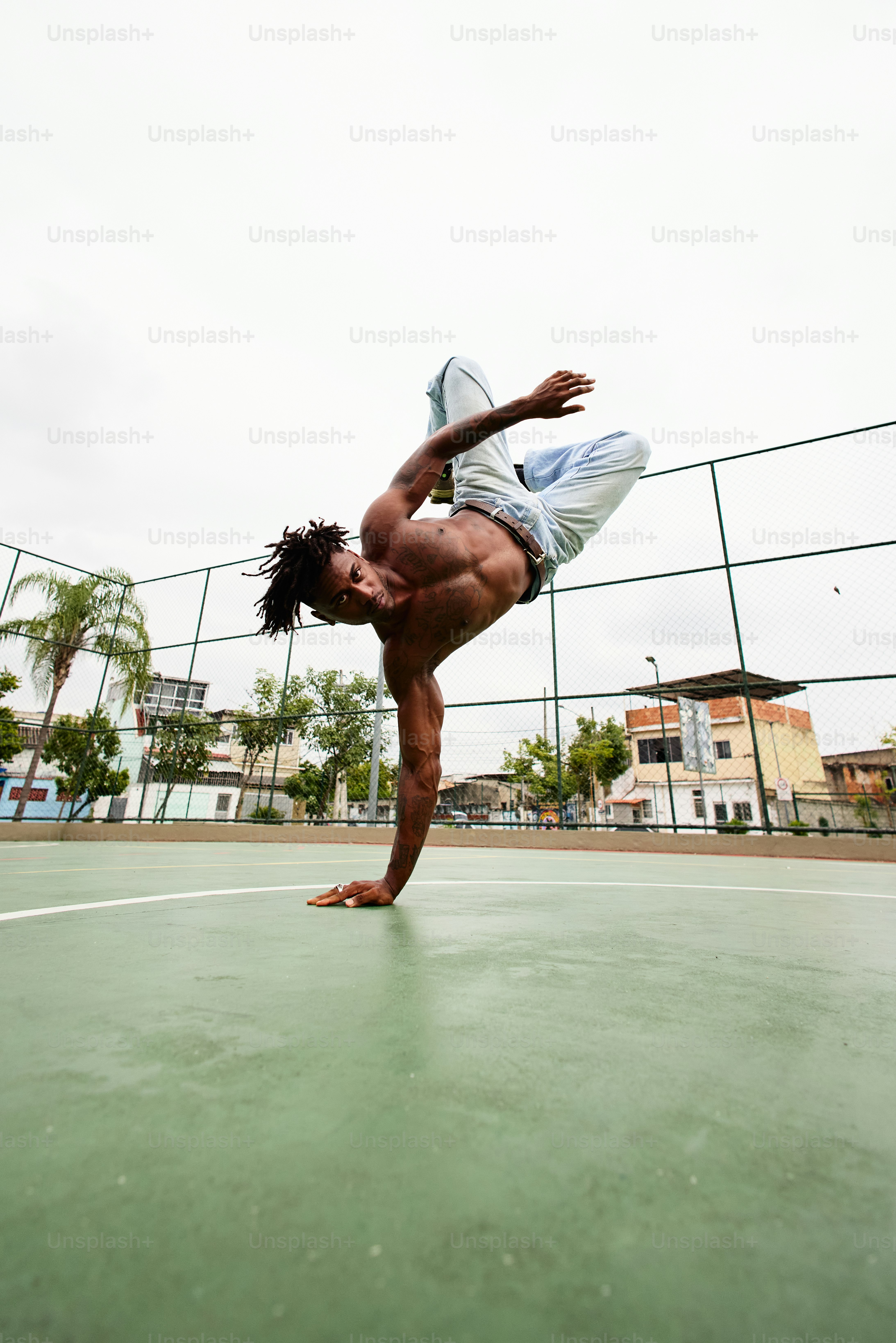 A man doing a handstand on a tennis court photo – Man Image on Unsplash
