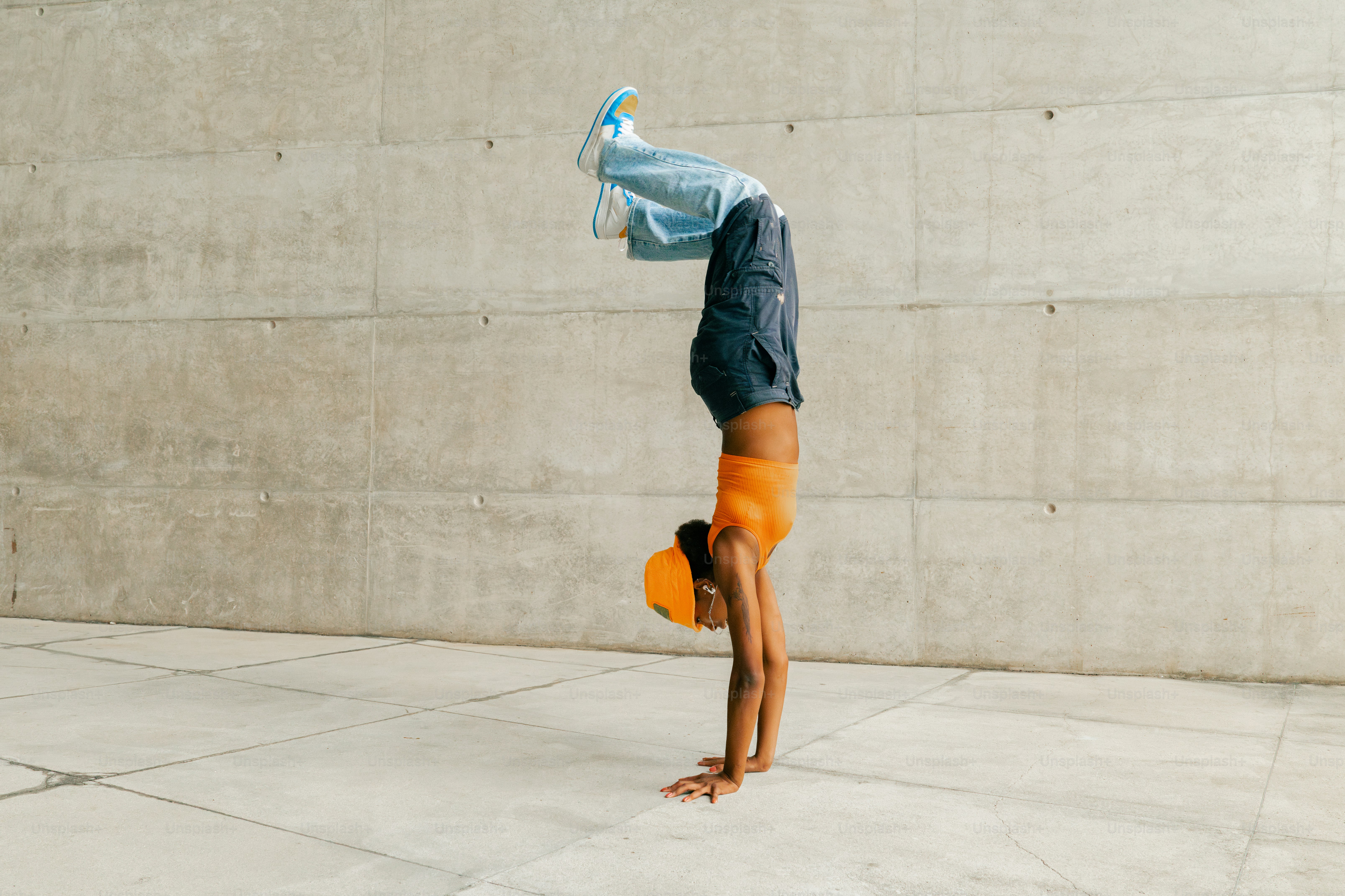 Foto Una persona haciendo una parada de manos en una patineta – Urbano ...