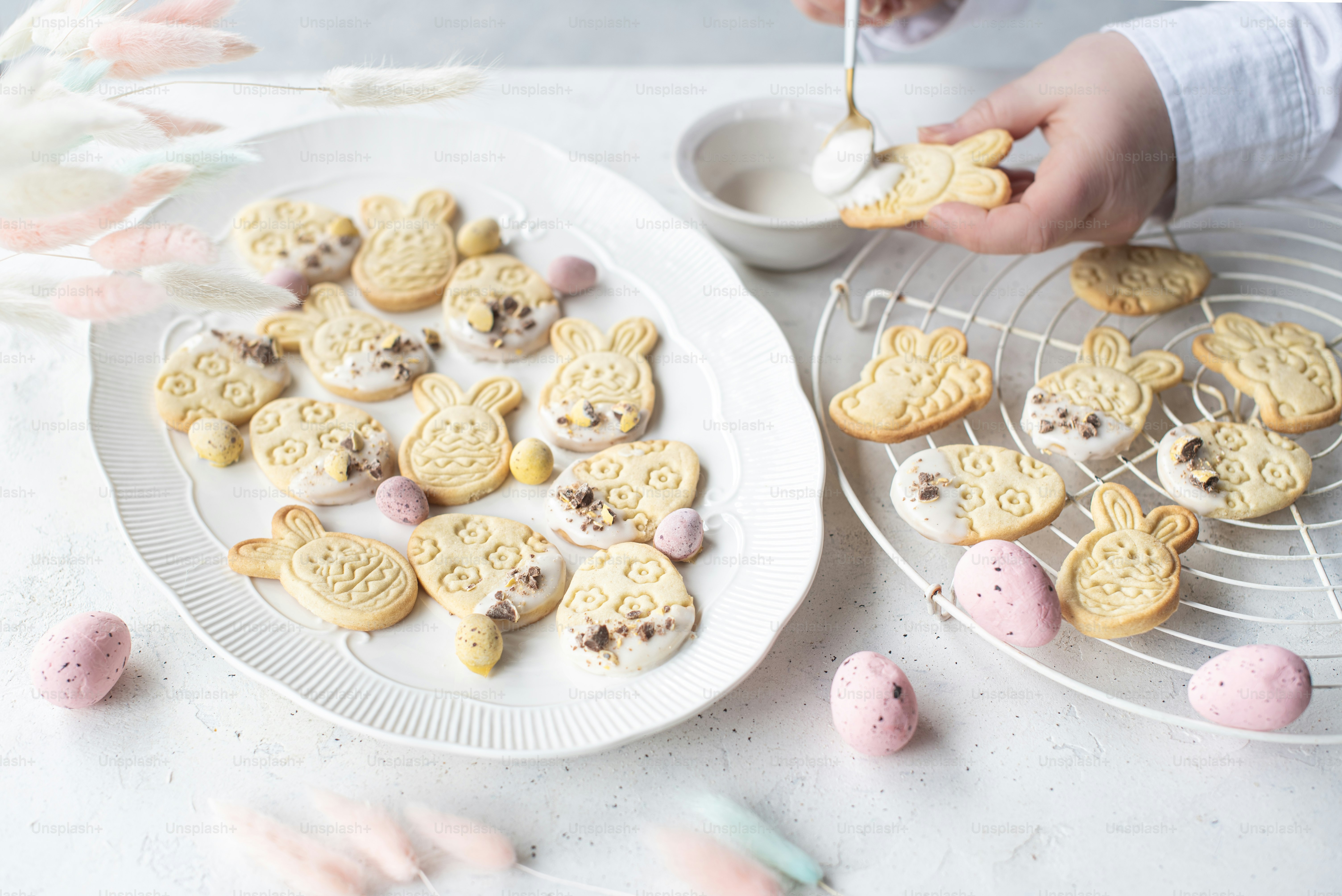A plate of decorated cookies on a table photo – Cookies Image on Unsplash