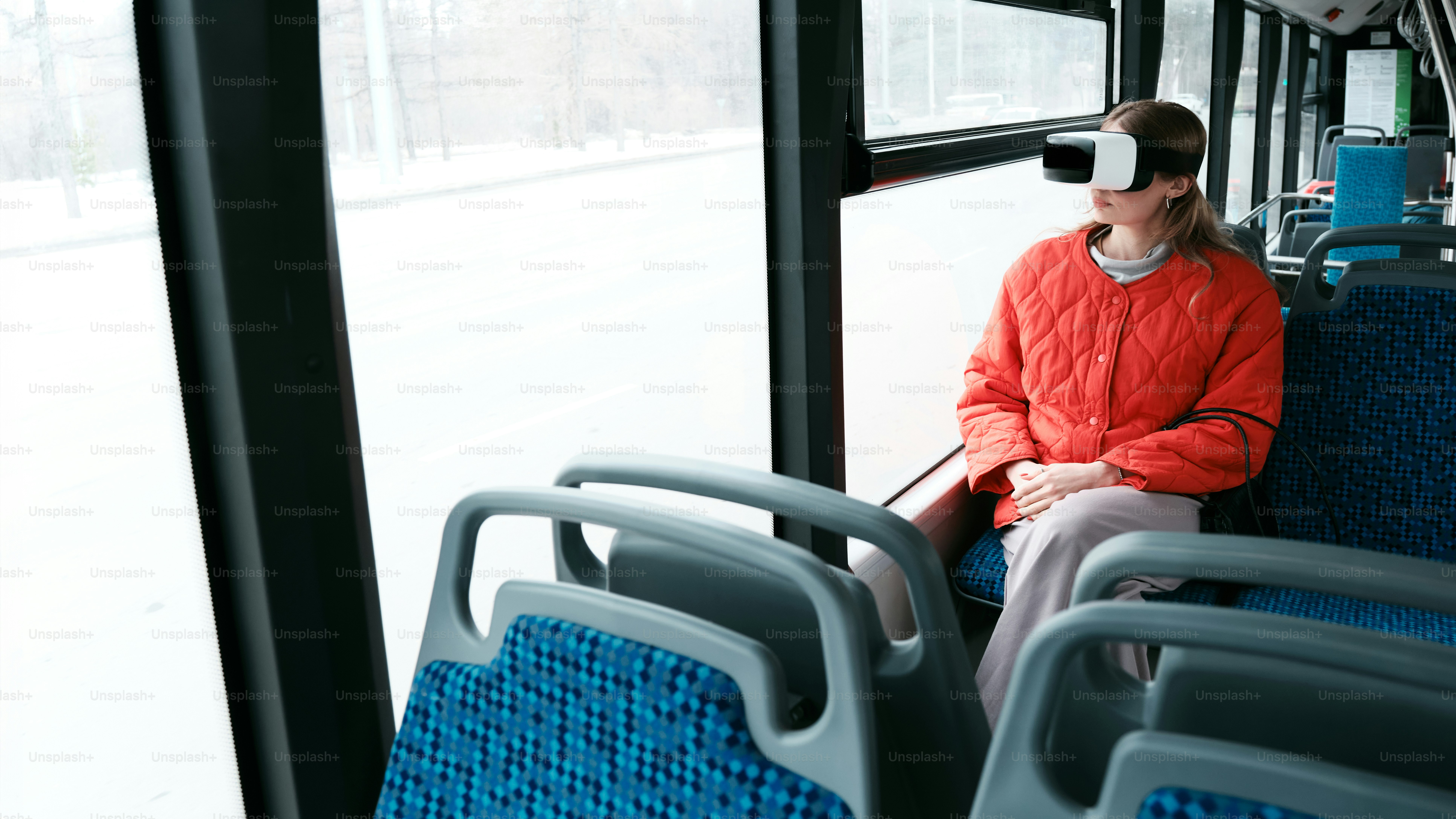 Foto Seseorang yang duduk di bus dengan kursi biru – Gambar Wanita di ...