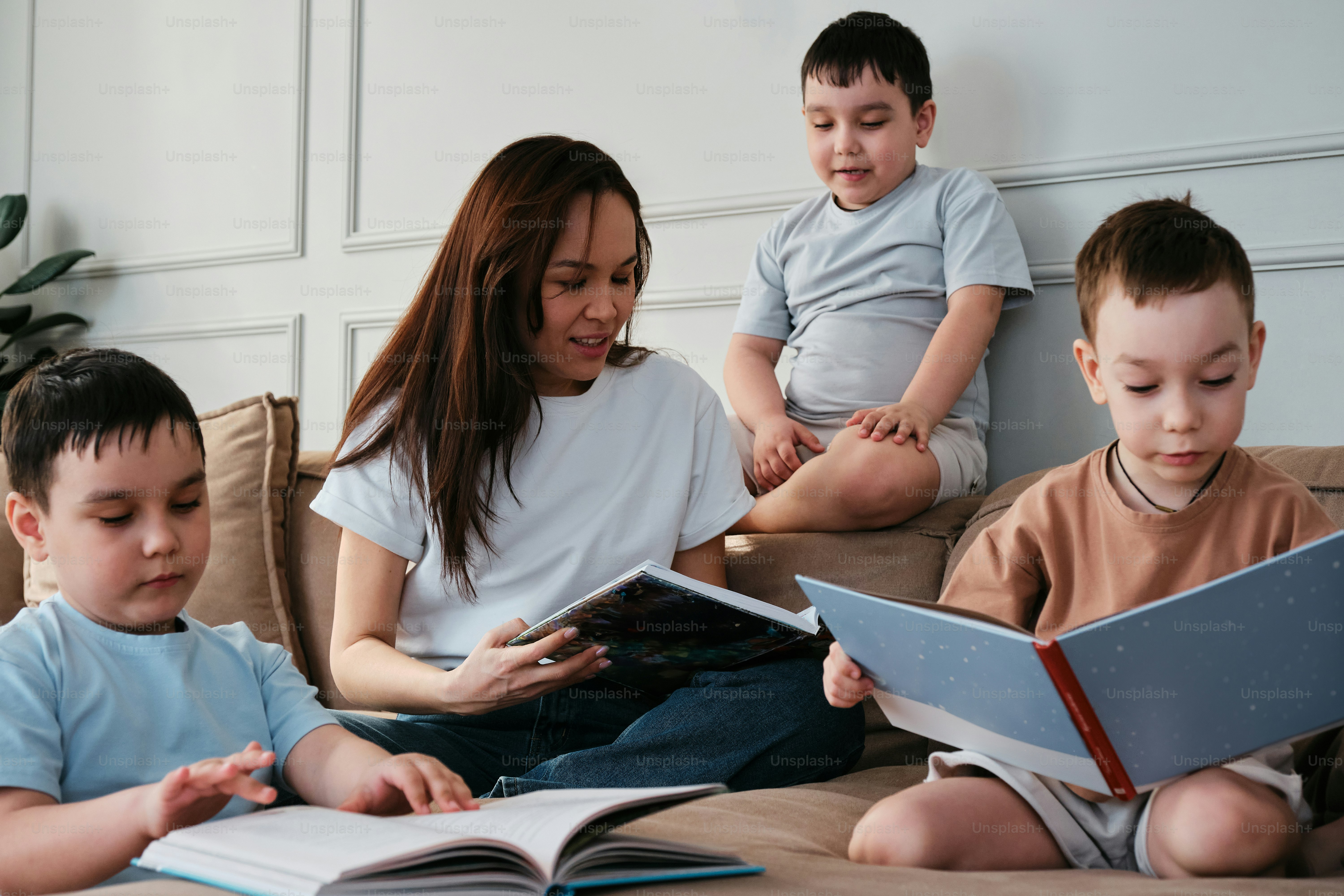 A woman and two boys playing with toys on the floor photo – Babysitting Image on Unsplash