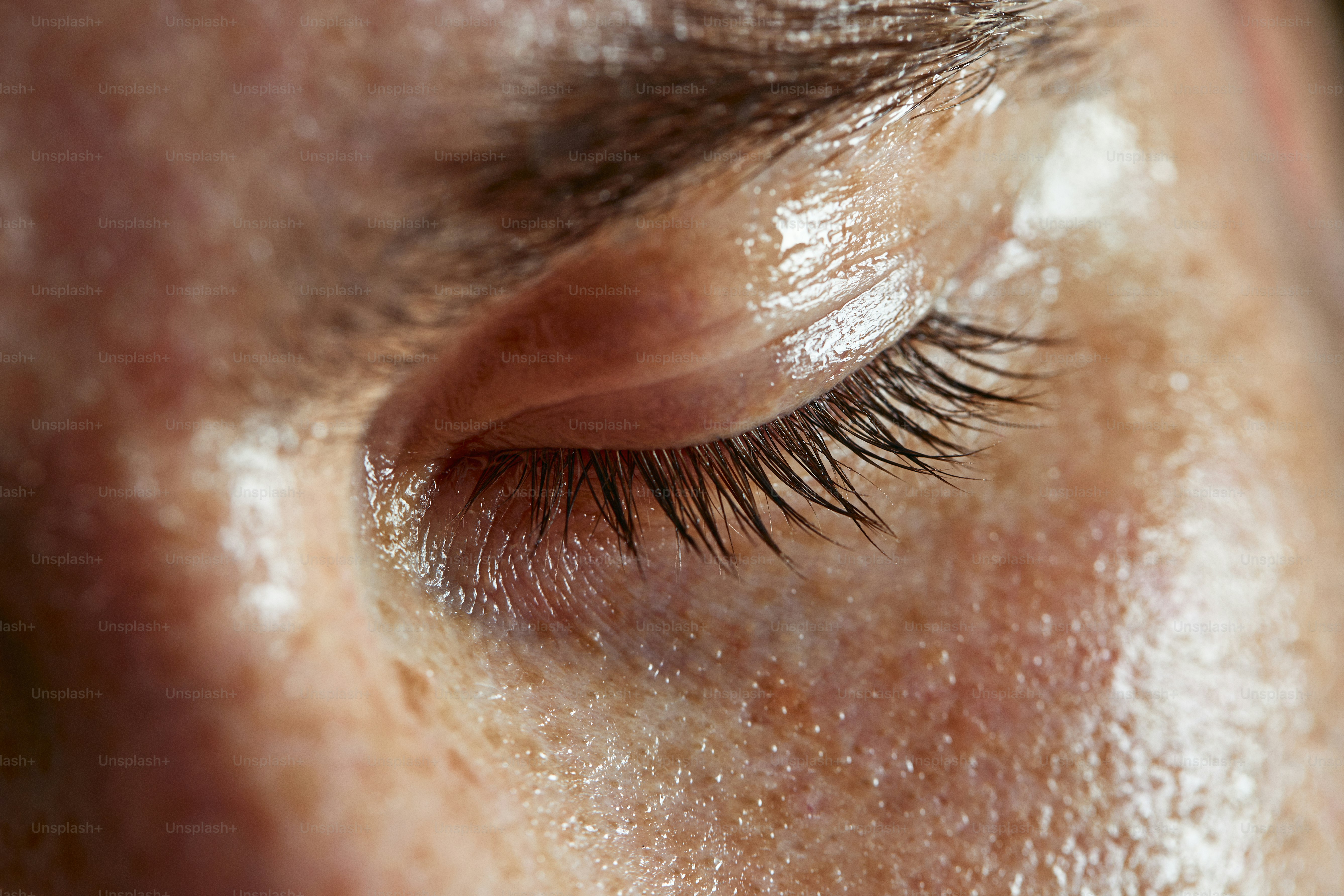 A close up of a person's eye with long eyelashes photo – Eyelashes ...
