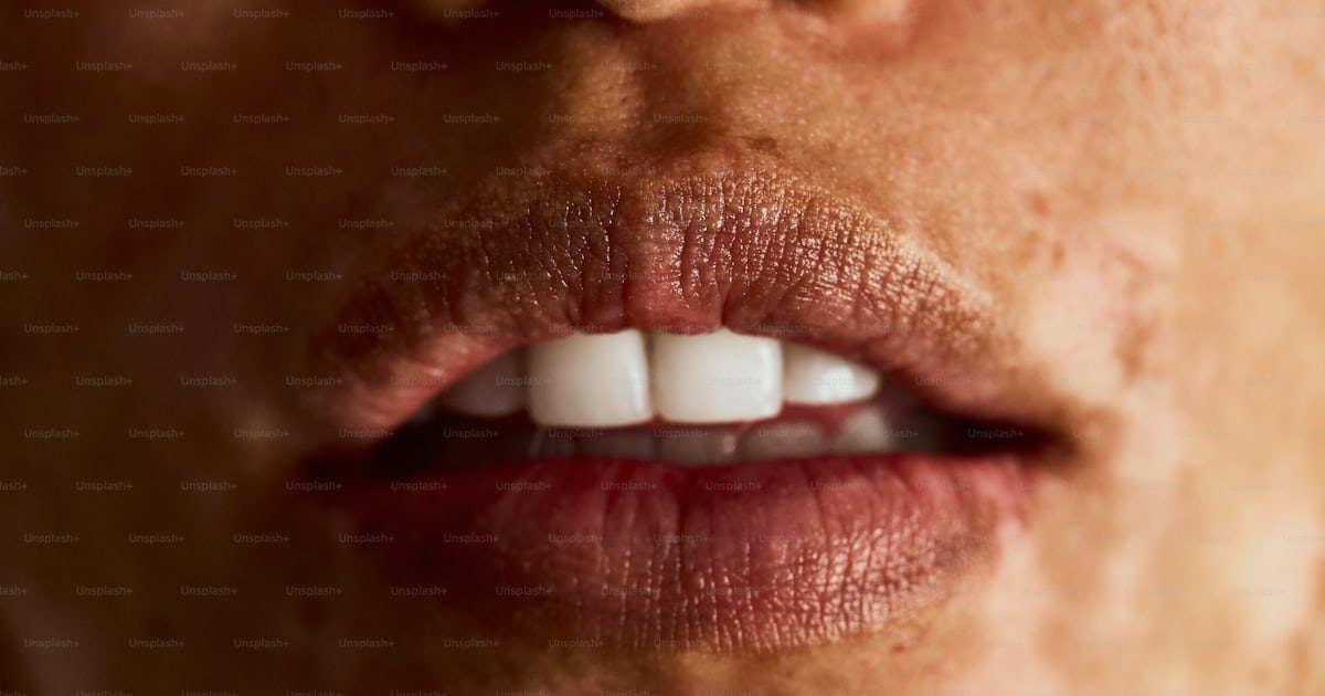 하얀 이빨을 가진 사람의 입 클로즈업 사진 Unsplash의 피부 이미지