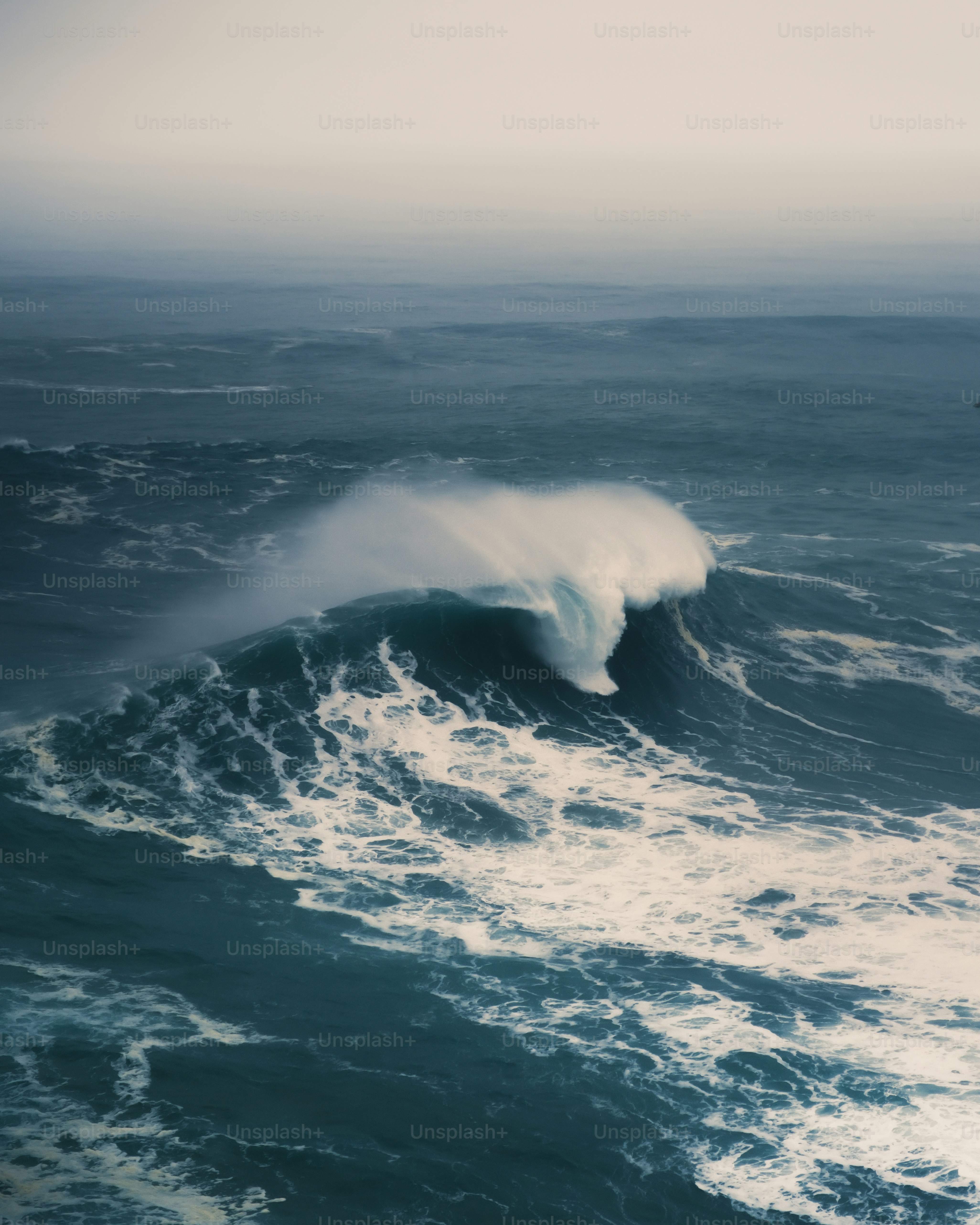 A large wave in the middle of the ocean photo – Moody waves Image on ...
