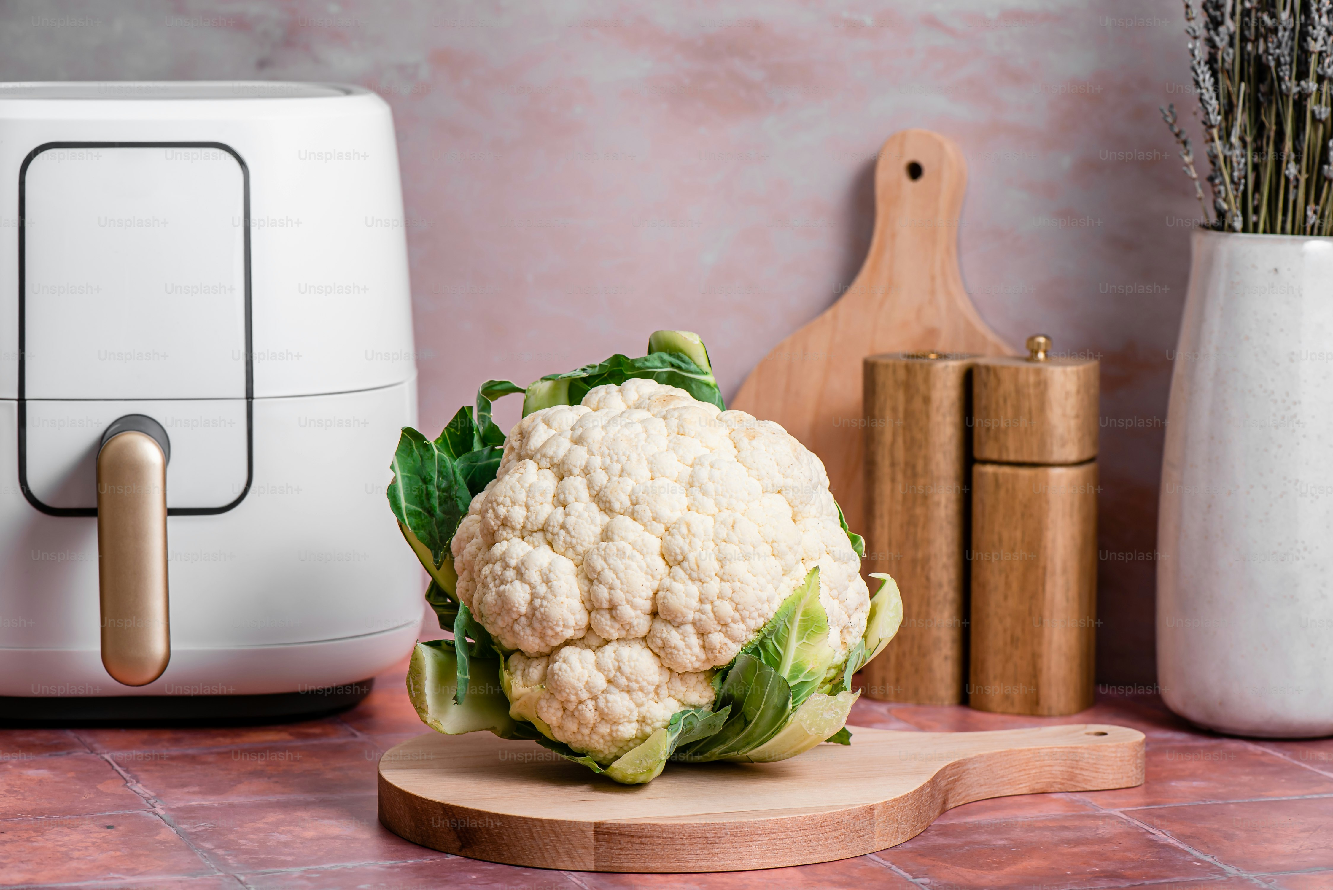 Un primer plano de una coliflor en una tabla de cortar foto – Imagen de ...