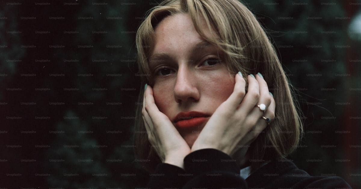 Una Mujer Con Las Manos En La Cara Foto Imagen De Mujer En Unsplash