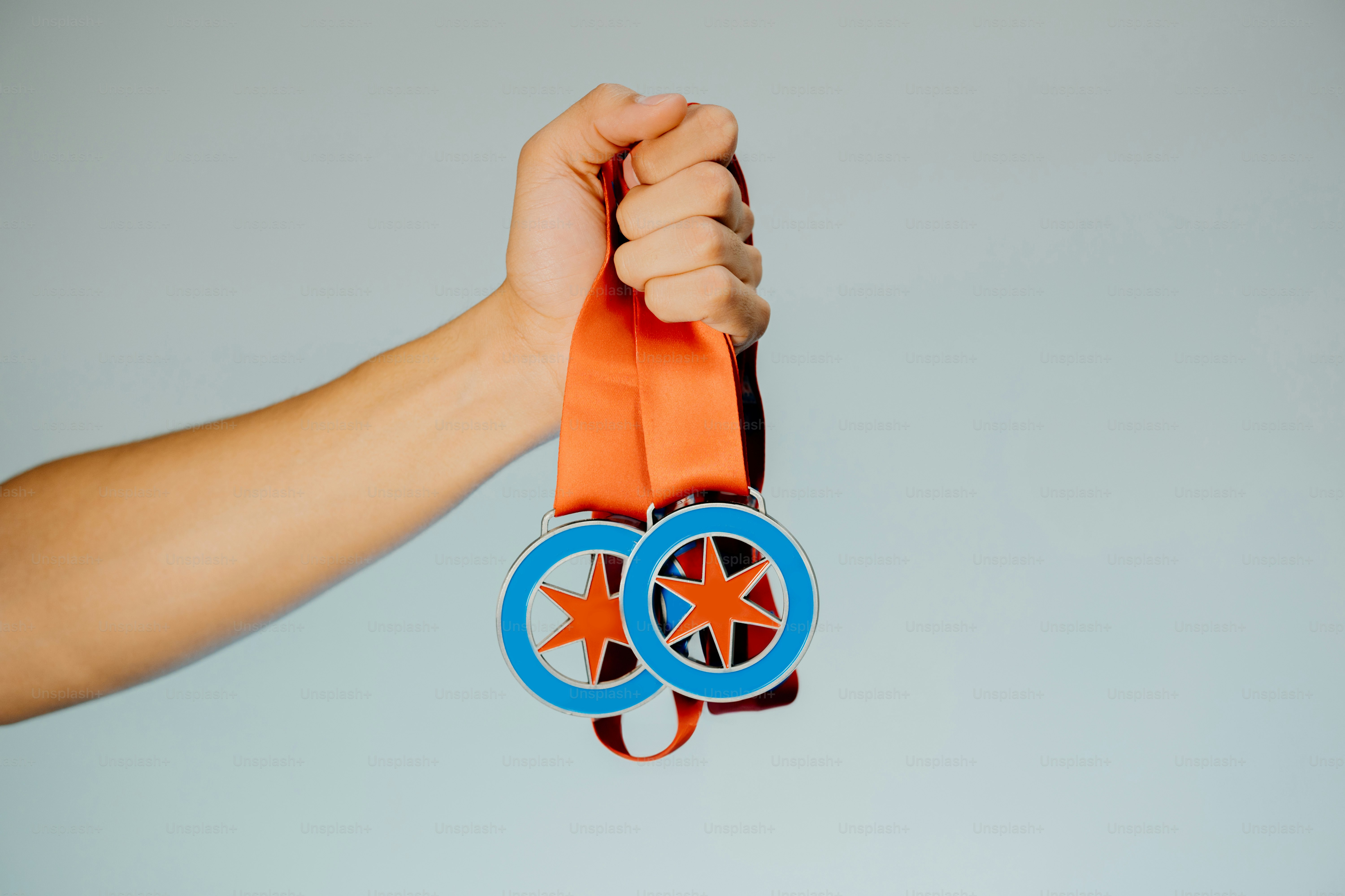 A person holding a medal in their hand photo – Medals Image on Unsplash