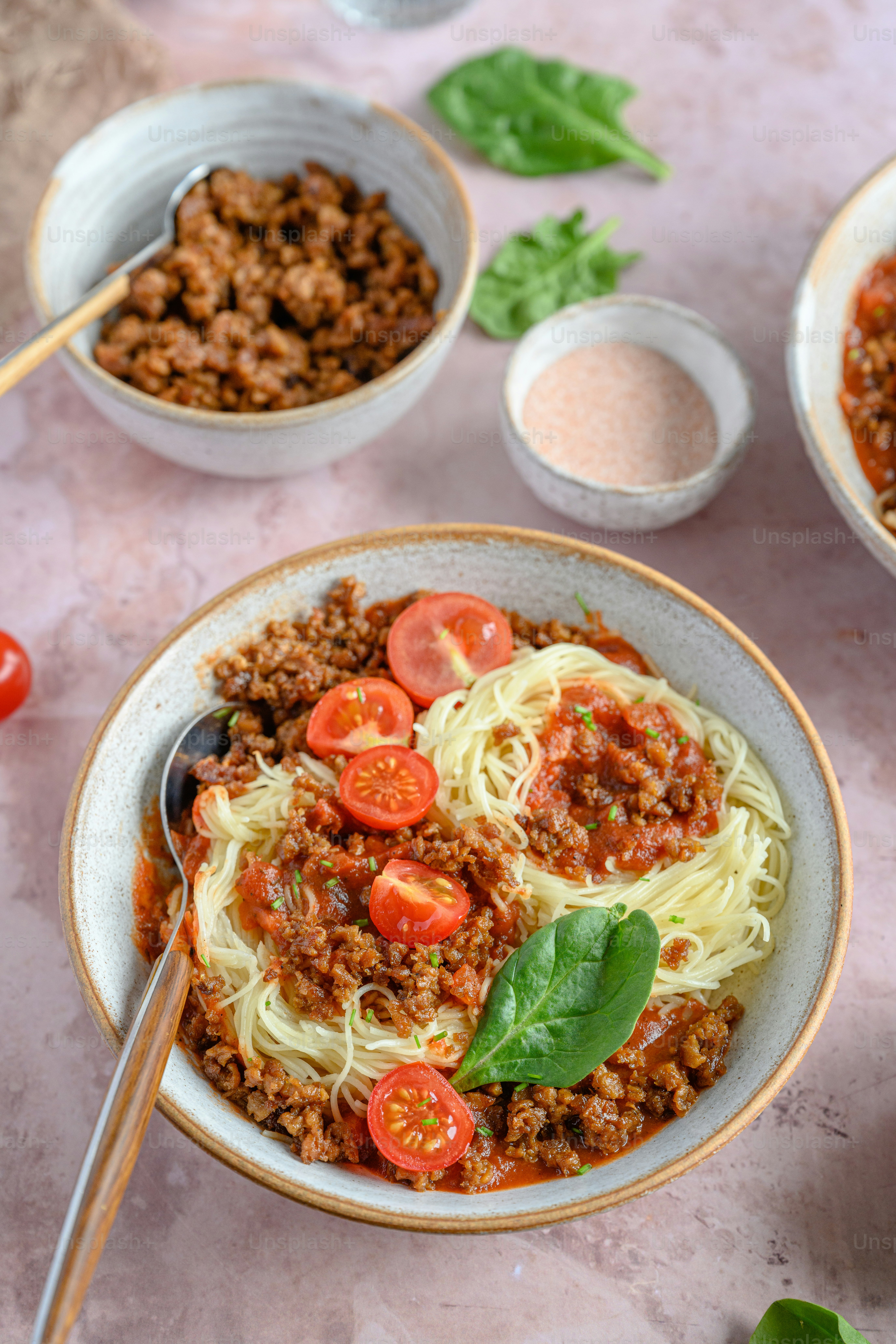 A bowl of spaghetti with meat and tomatoes photo – Health Image on Unsplash