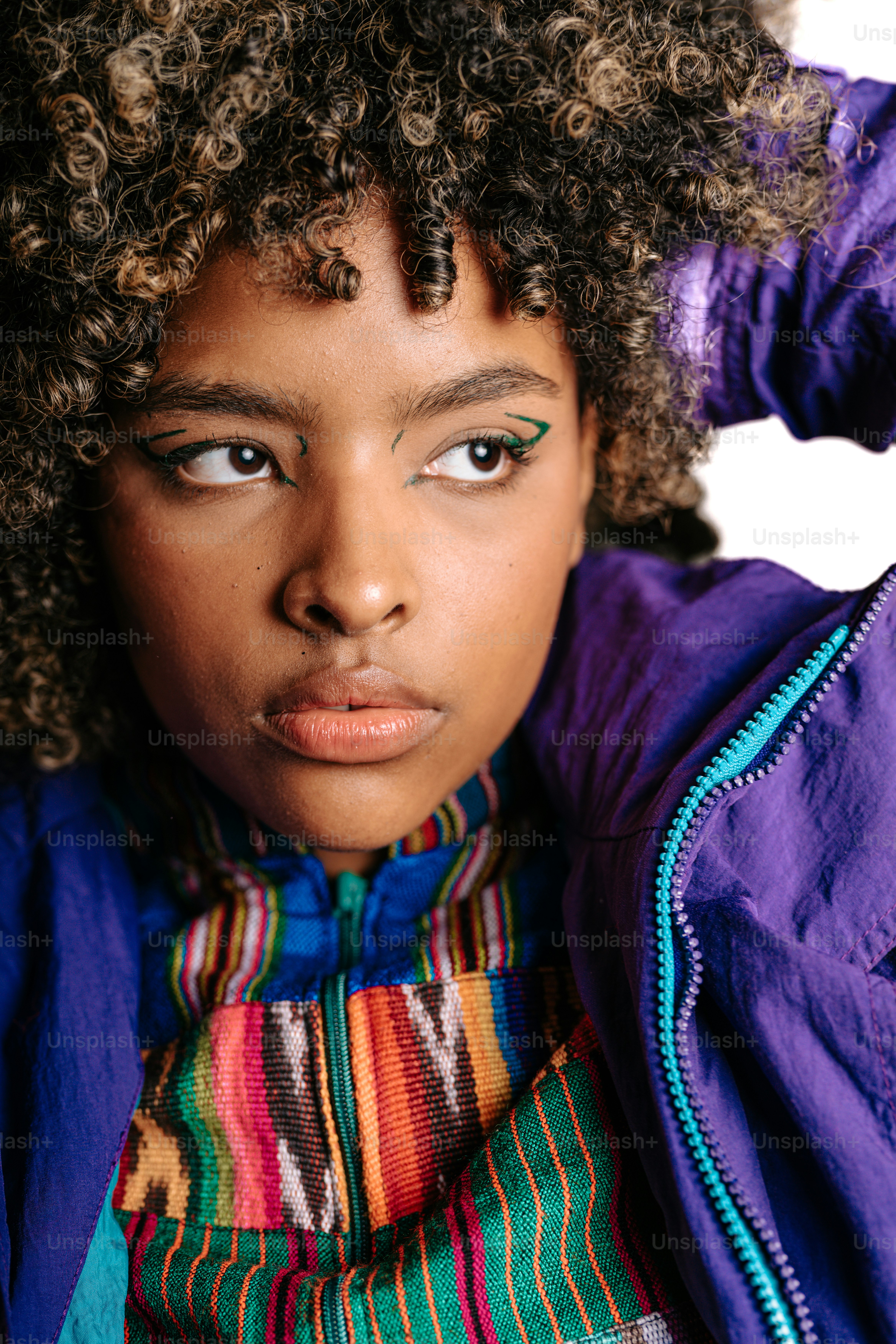 Un primer plano de una persona con una chaqueta morada foto – Imagen de ...