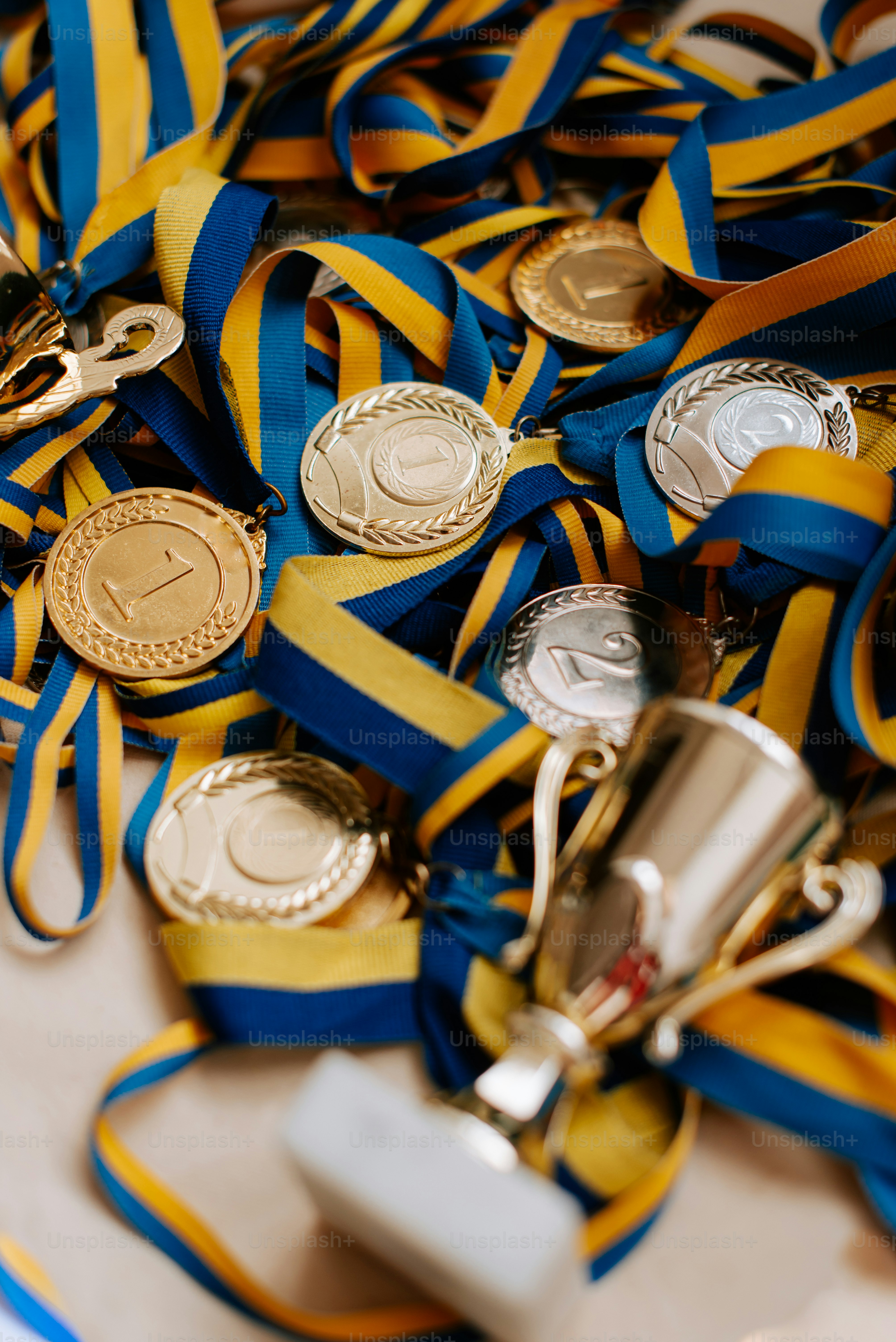 A bunch of medals that are on a table photo – Trophy Image on Unsplash