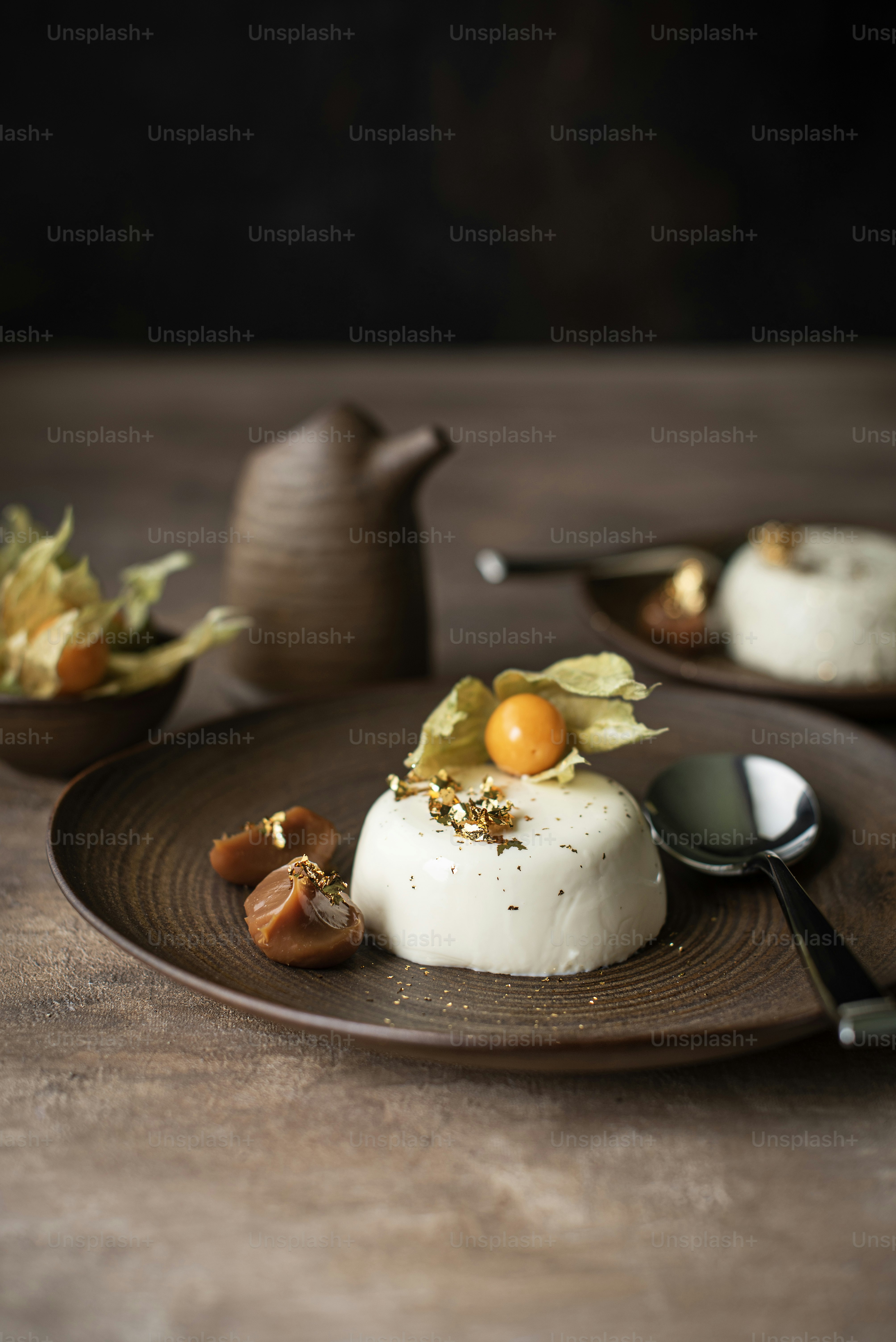 Un pastel encima de una mesa cubierta de rodajas de naranja foto ...