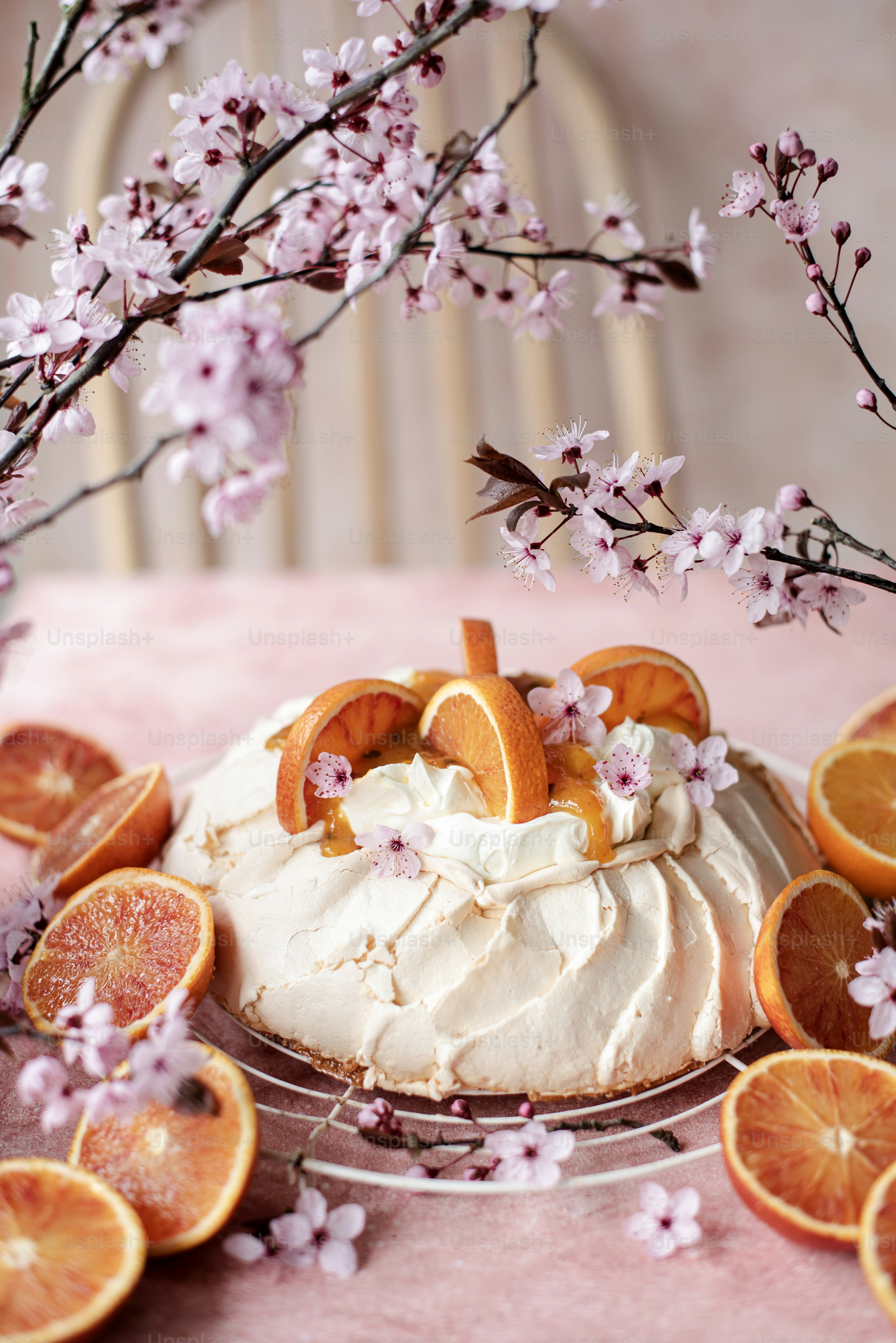 Un pastel encima de una mesa cubierta de rodajas de naranja foto ...