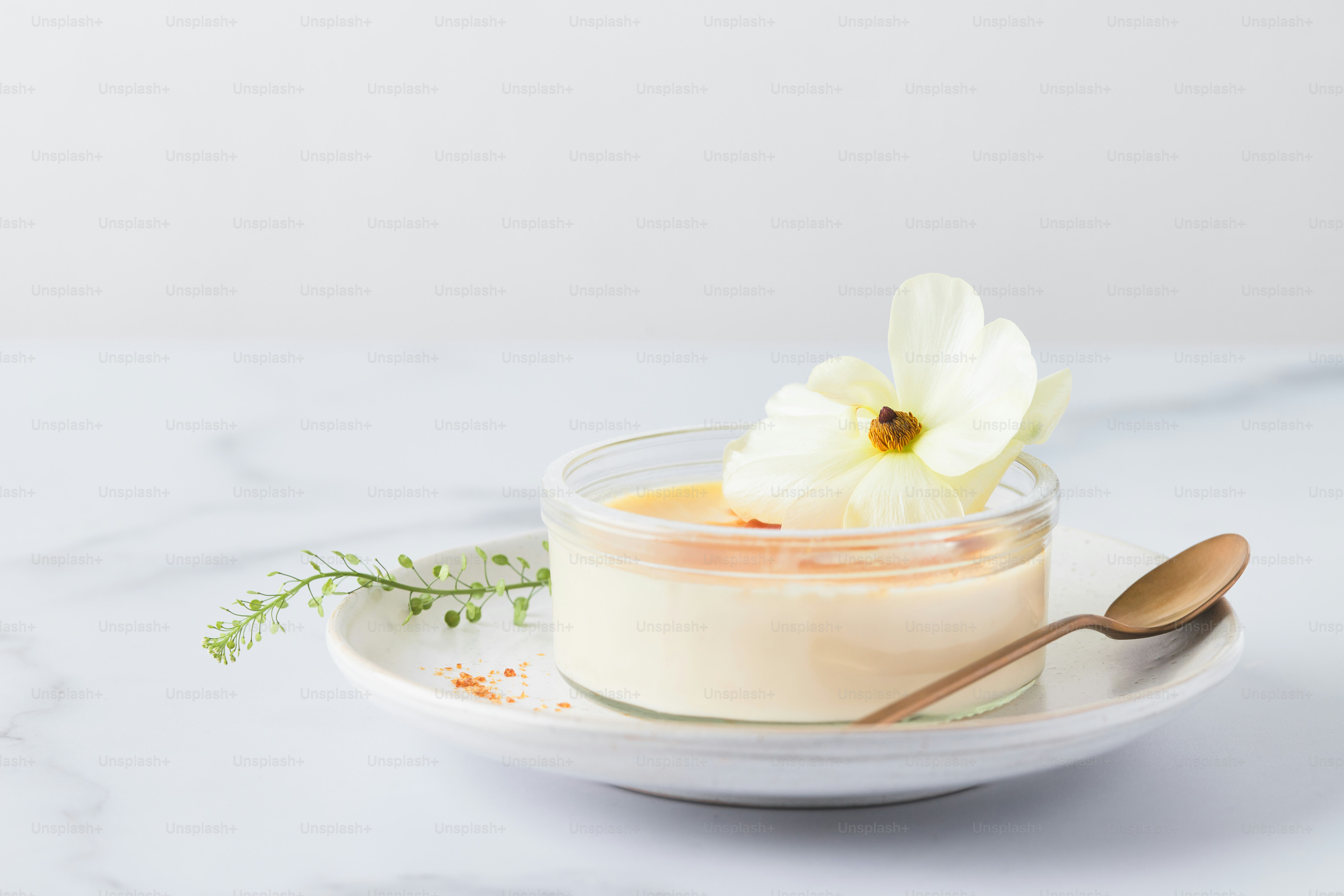 A bowl of pudding and a spoon on a plate photo – Food Image on Unsplash