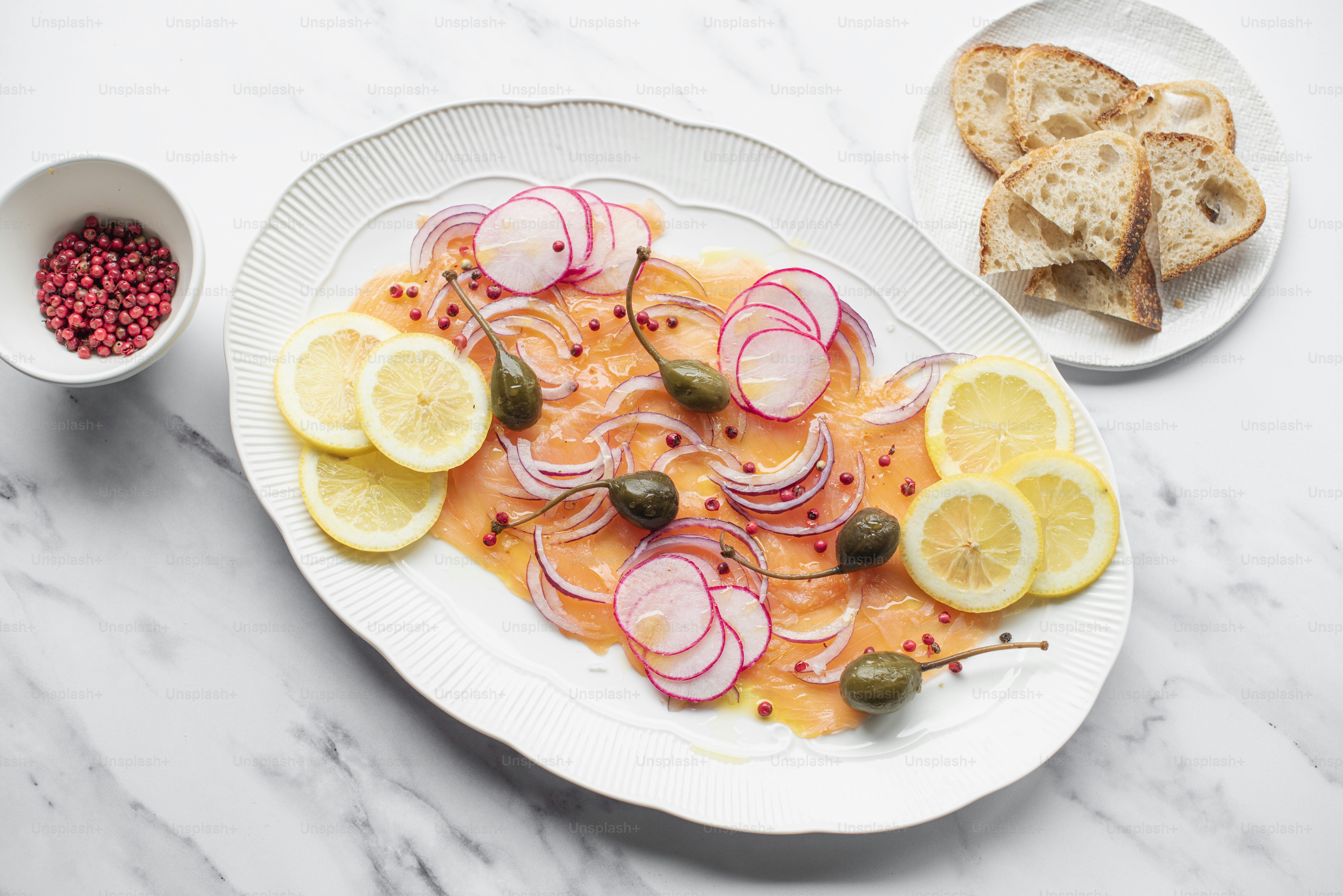 A white plate topped with slices of lemon photo – Lemon Image on Unsplash