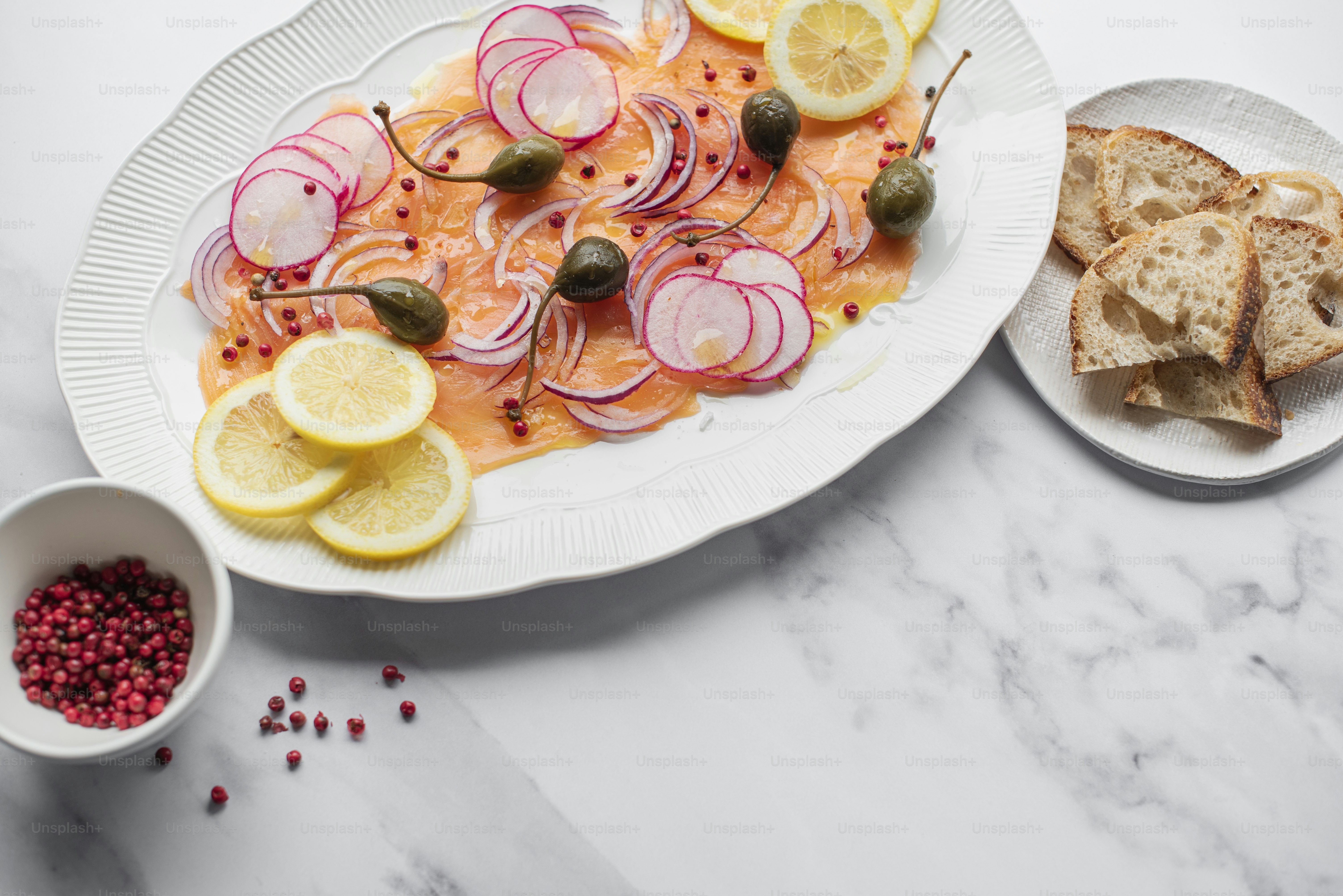 A white plate topped with slices of lemon photo – Summer food Image on ...