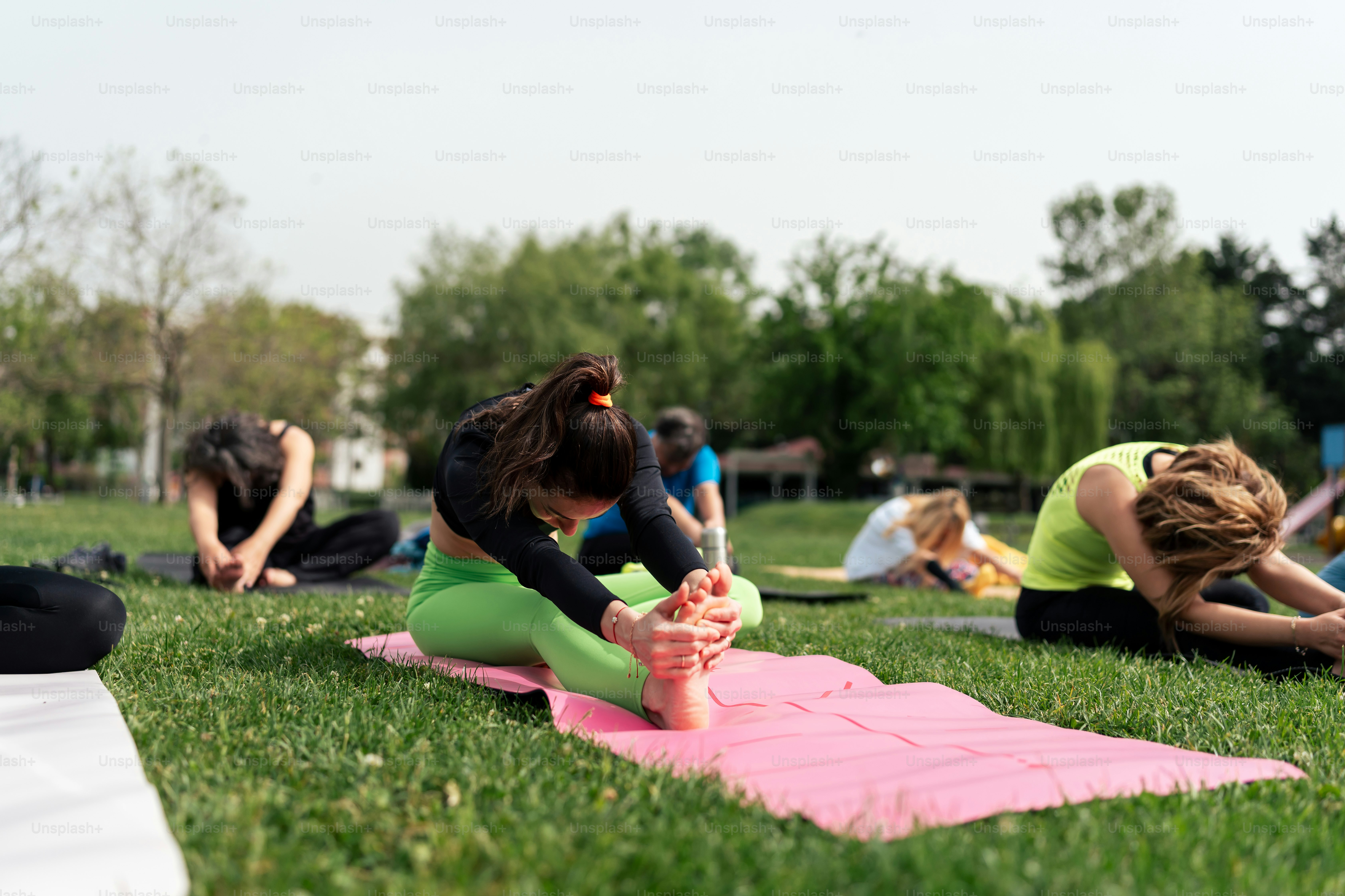 A group of people doing yoga in a park photo – Yoga Image on Unsplash