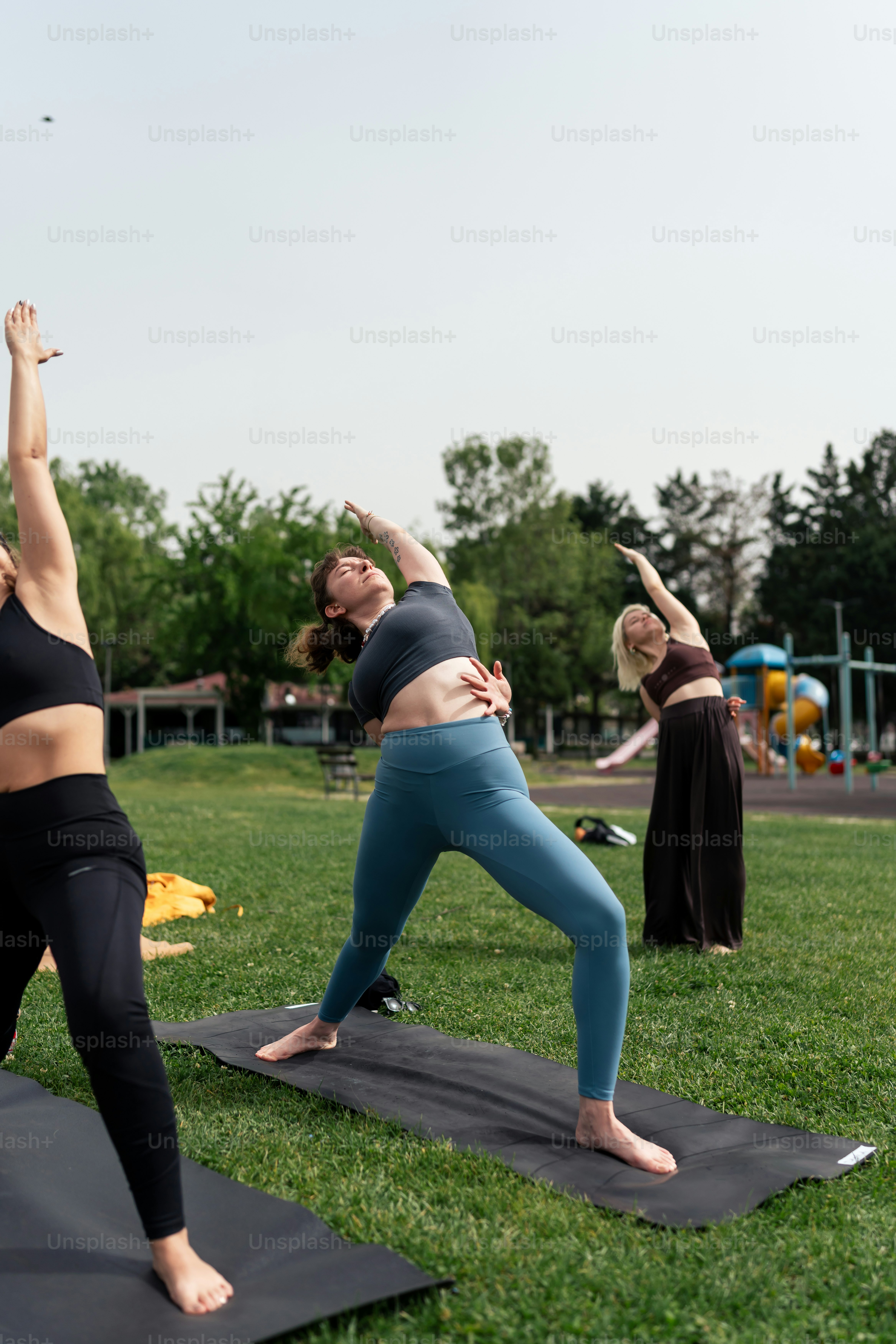 Foto Un grupo de personas haciendo yoga en un parque – Retiro de yoga ...
