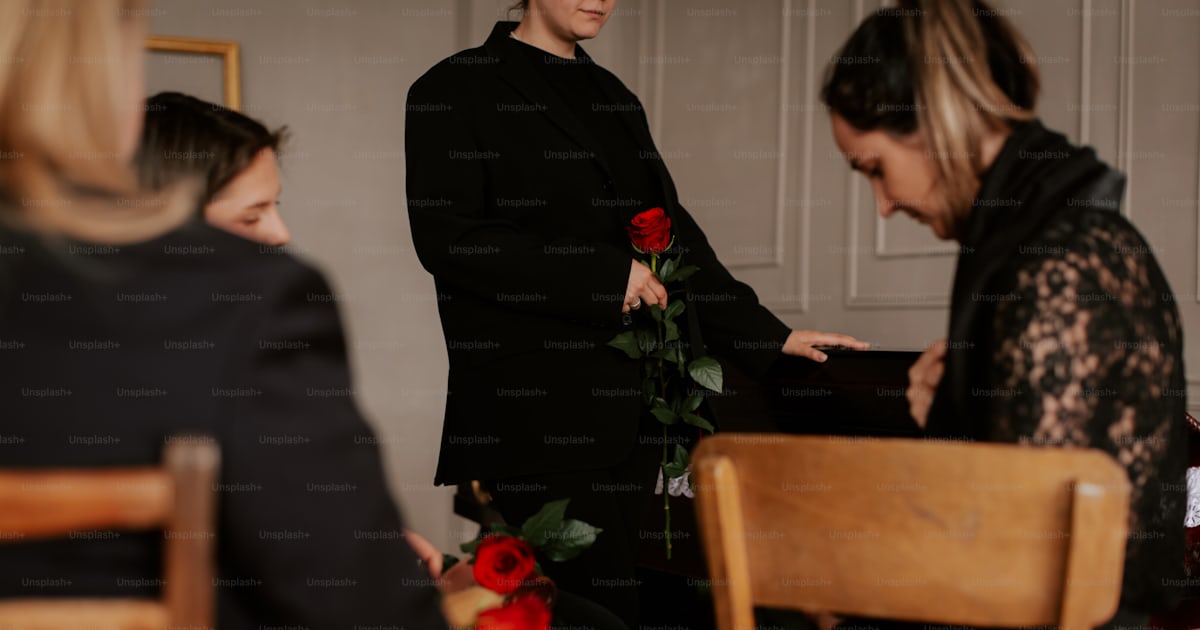 나란히 서 있는 두 명의 여성 사진 Unsplash의 장례 이미지