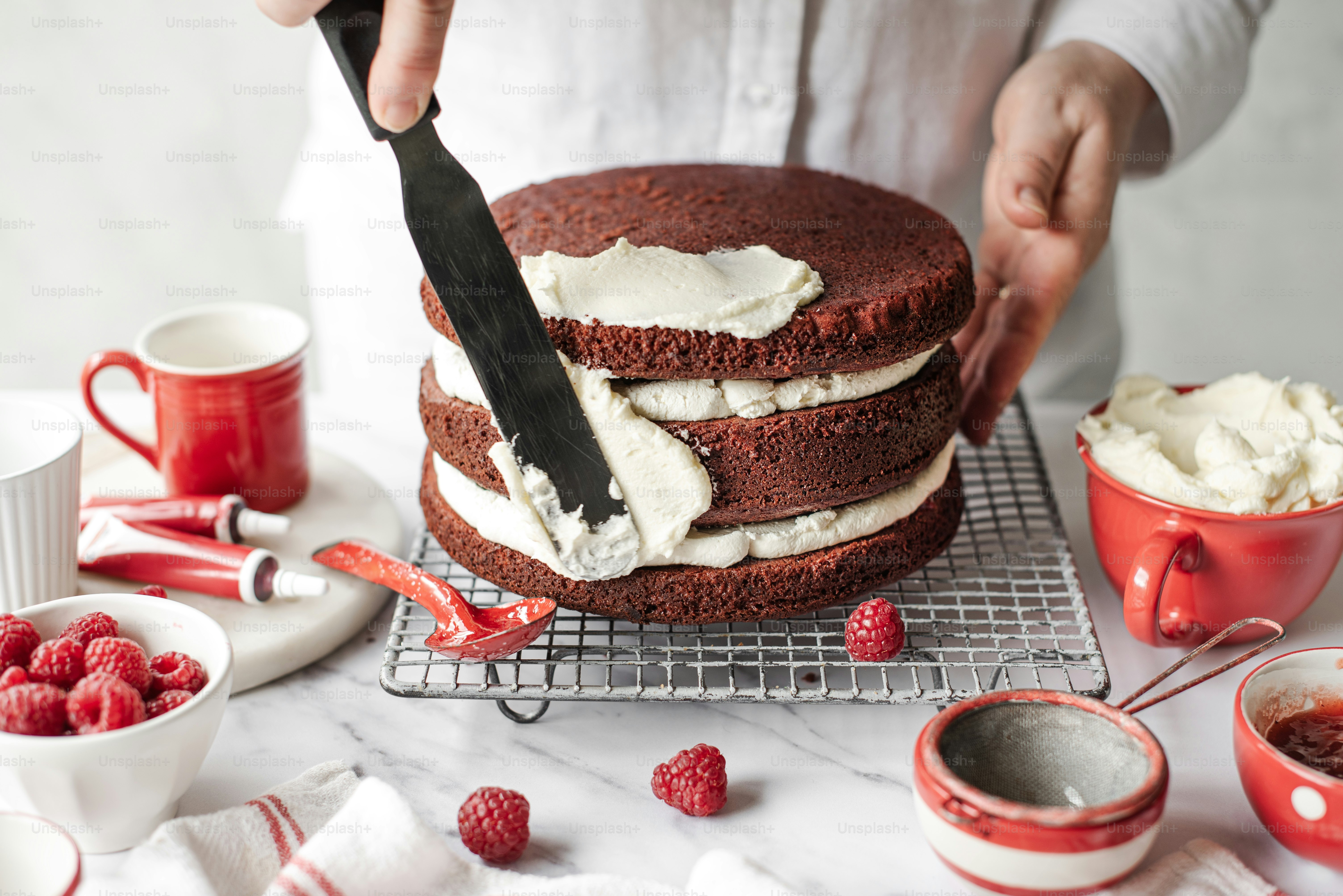 A person cutting a cake with a knife photo – Making cakes Image on Unsplash
