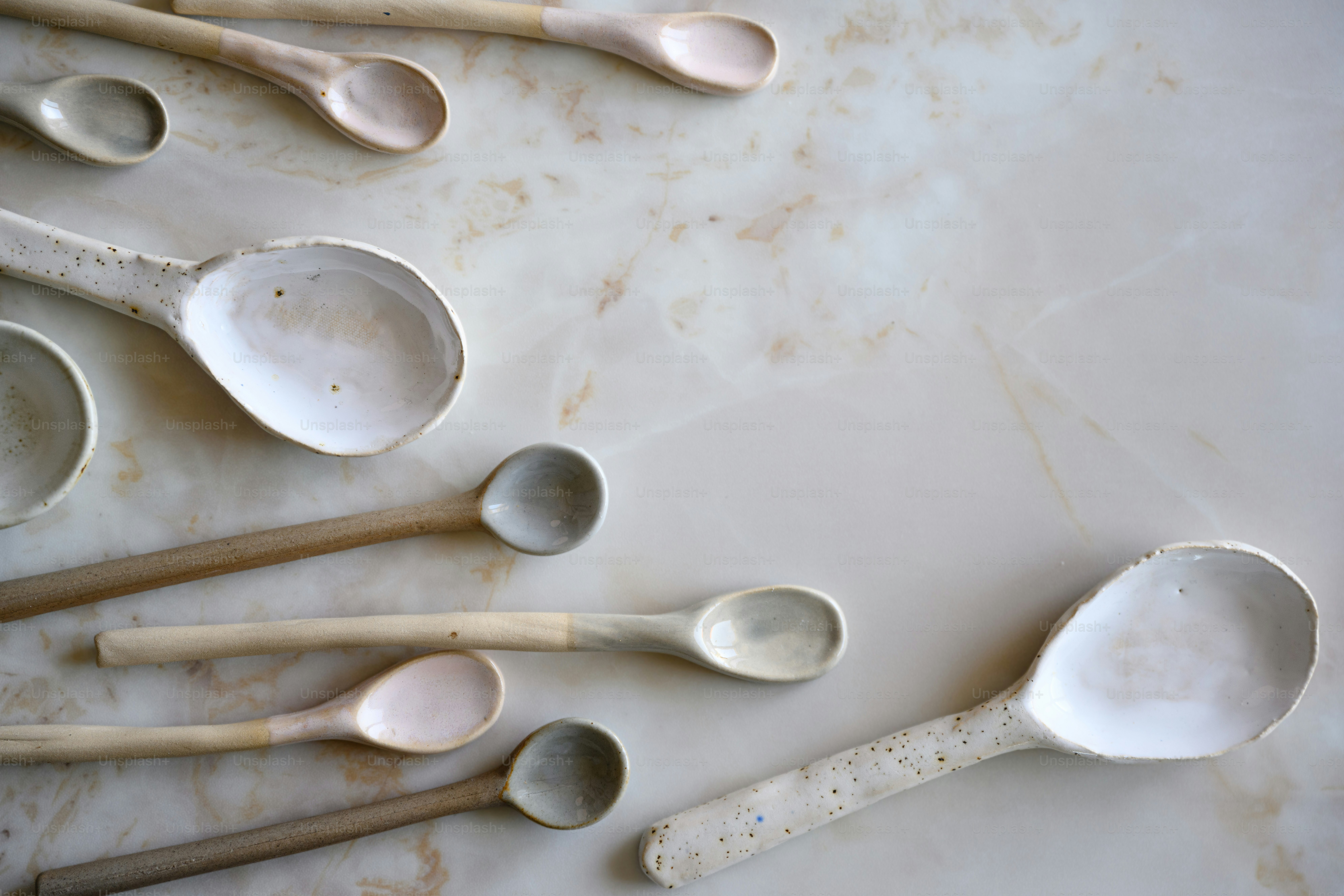A bunch of spoons that are on a table photo – Cutlery Image on Unsplash