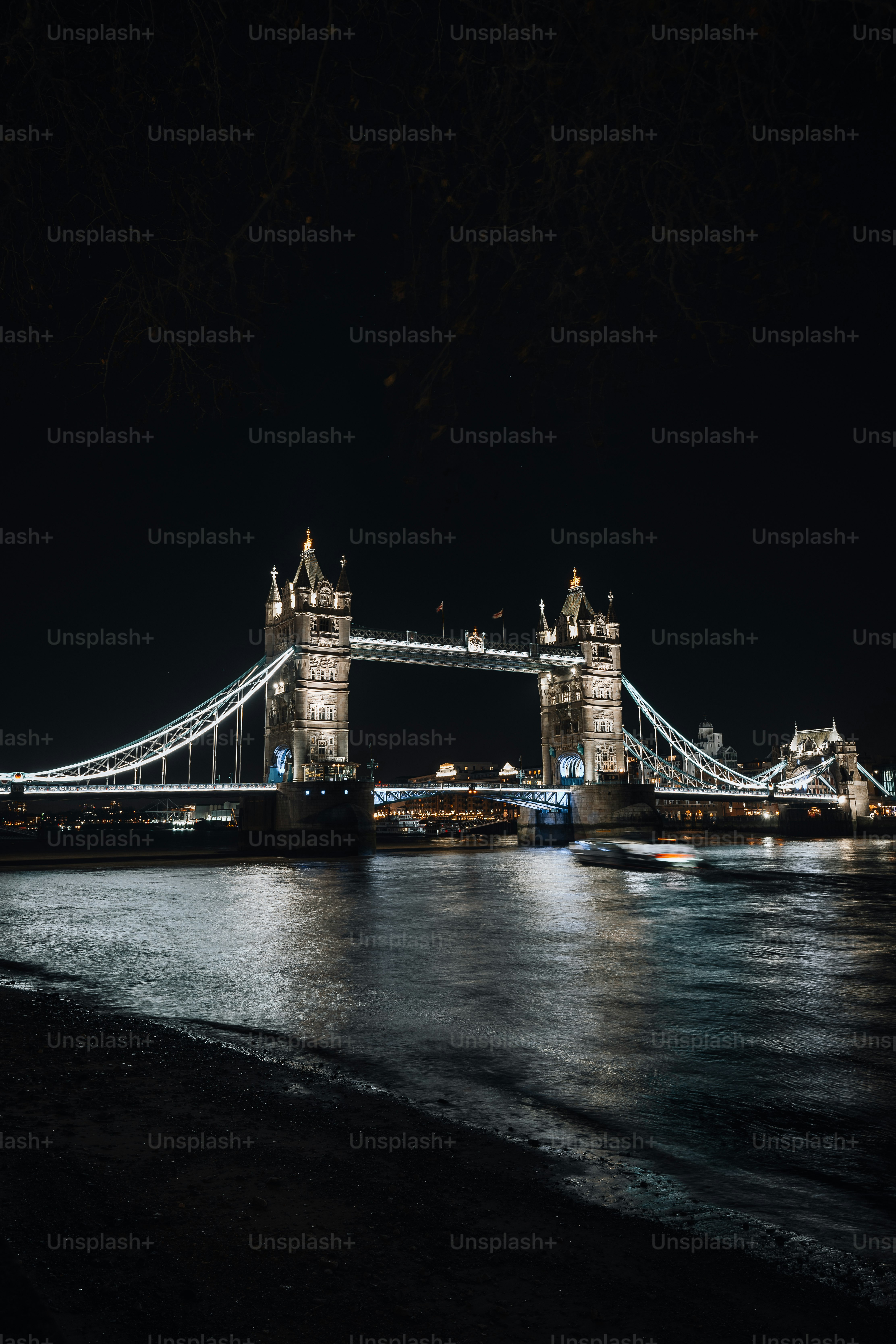 Una vista nocturna del Tower Bridge en Londres foto – Imagen de Río Támesis en Unsplash