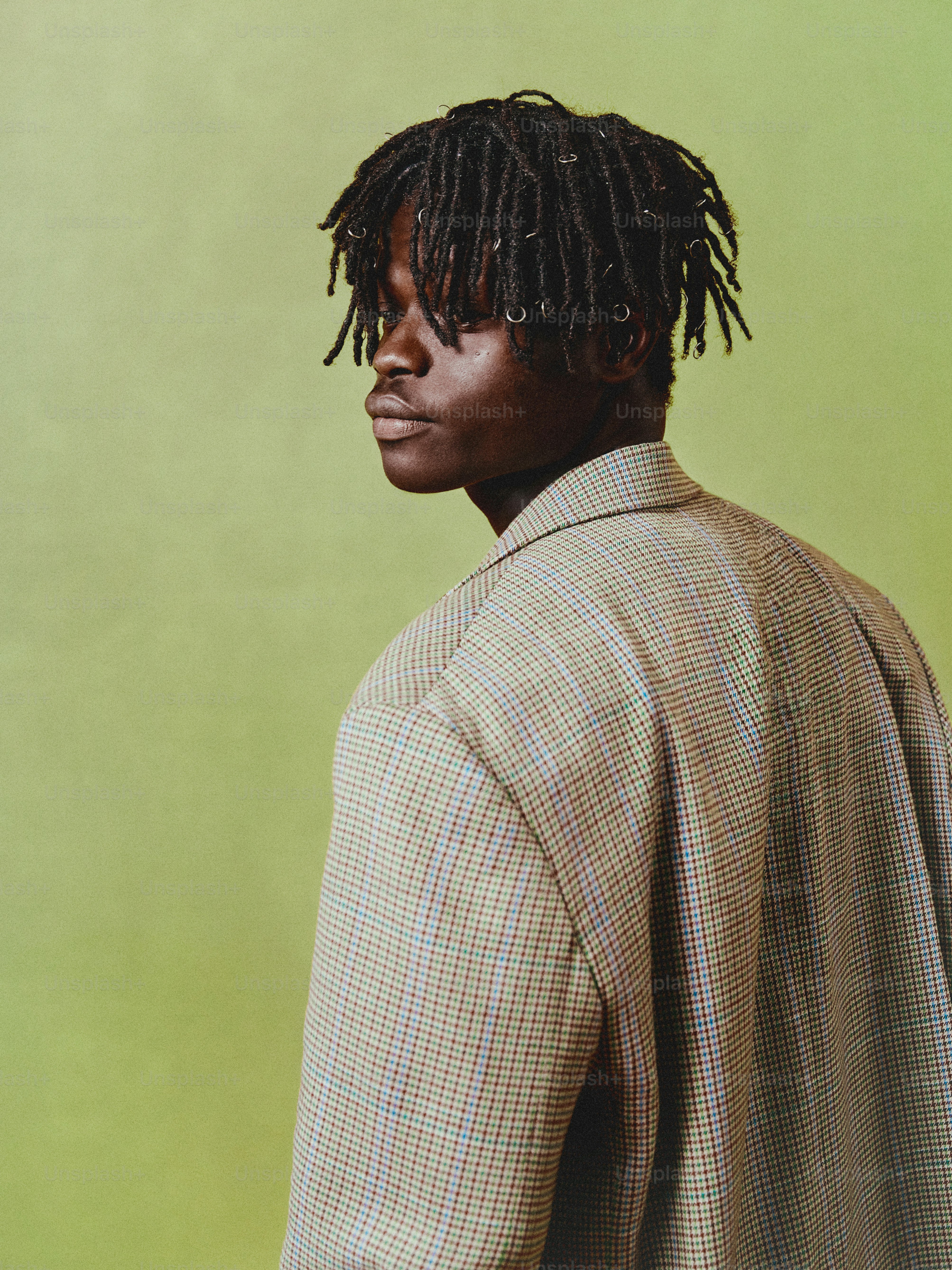 Un homme avec des dreadlocks debout devant un fond vert photo – Image ...