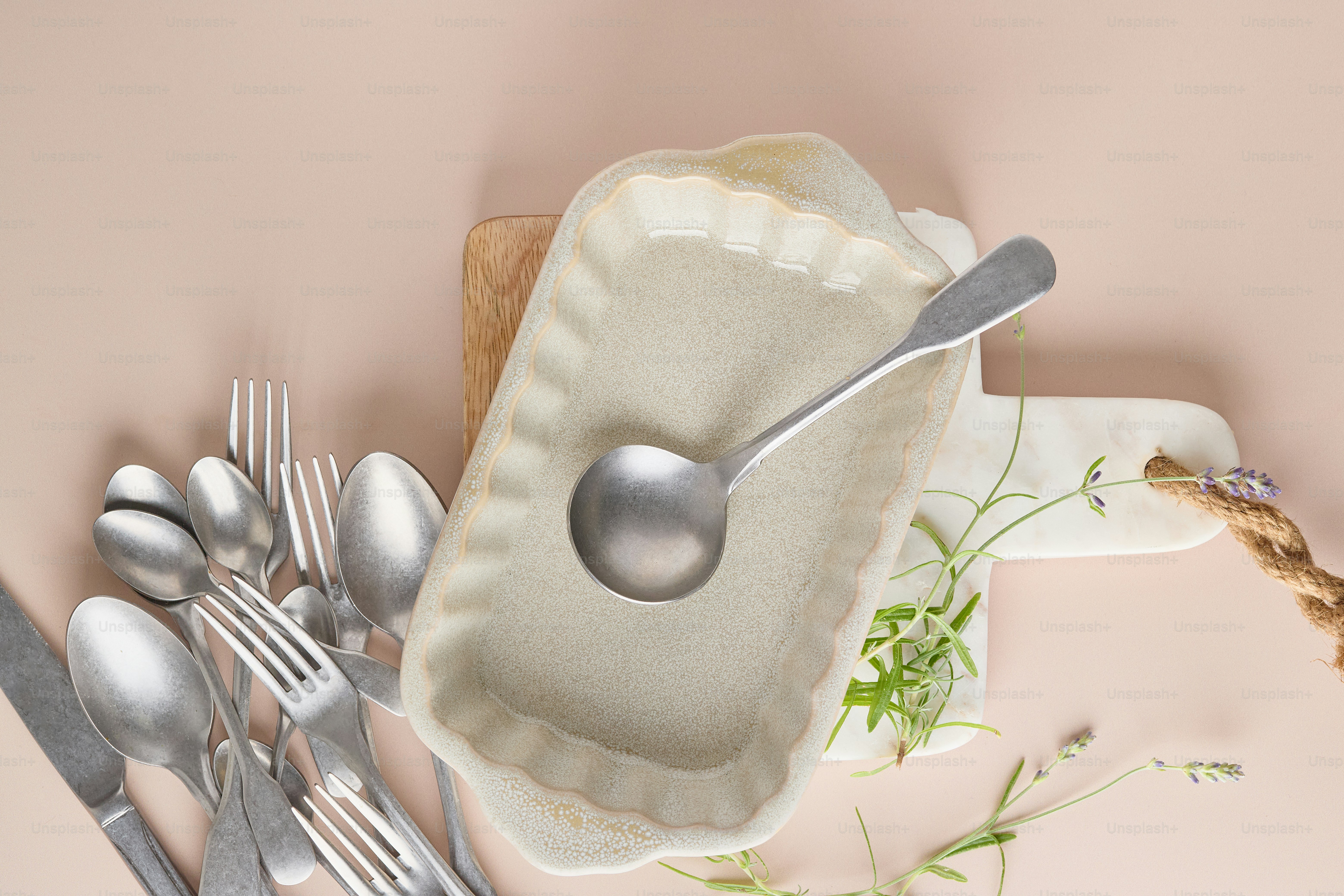 Spoons, forks, and a paper plate on a table photo – Knife Image on Unsplash