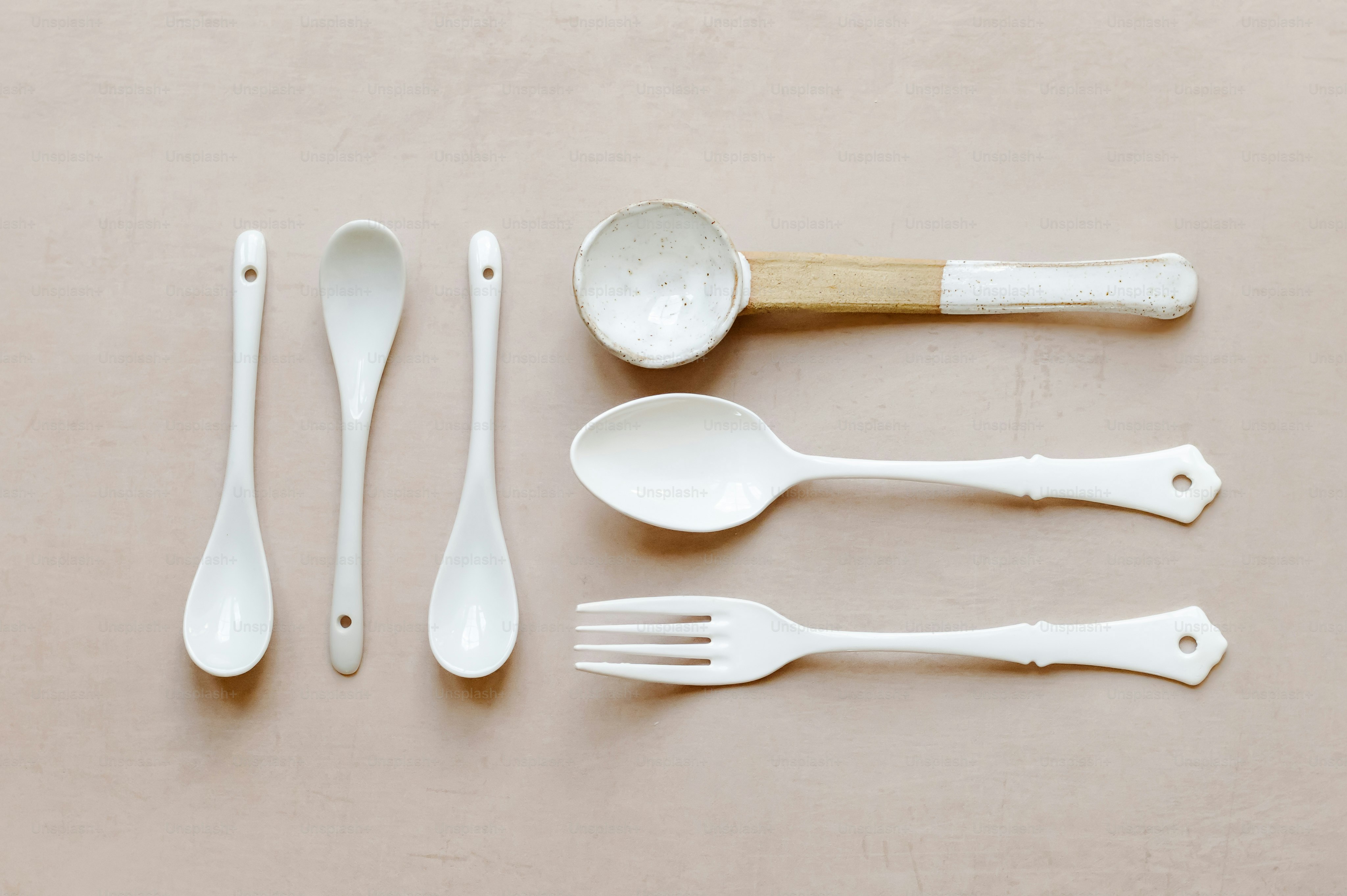 A group of spoons and spoons sitting next to each other photo – Fork Image on Unsplash