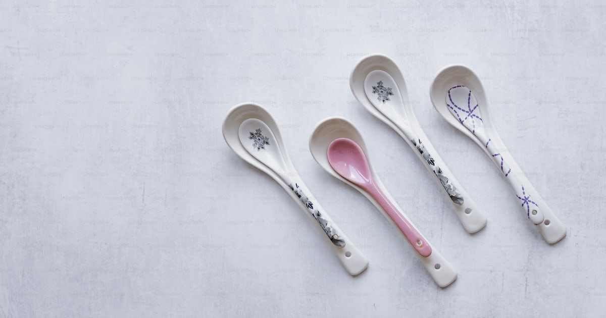테이블 위에 나란히 놓인 숟가락 3개 사진 Unsplash의 칼붙이 이미지