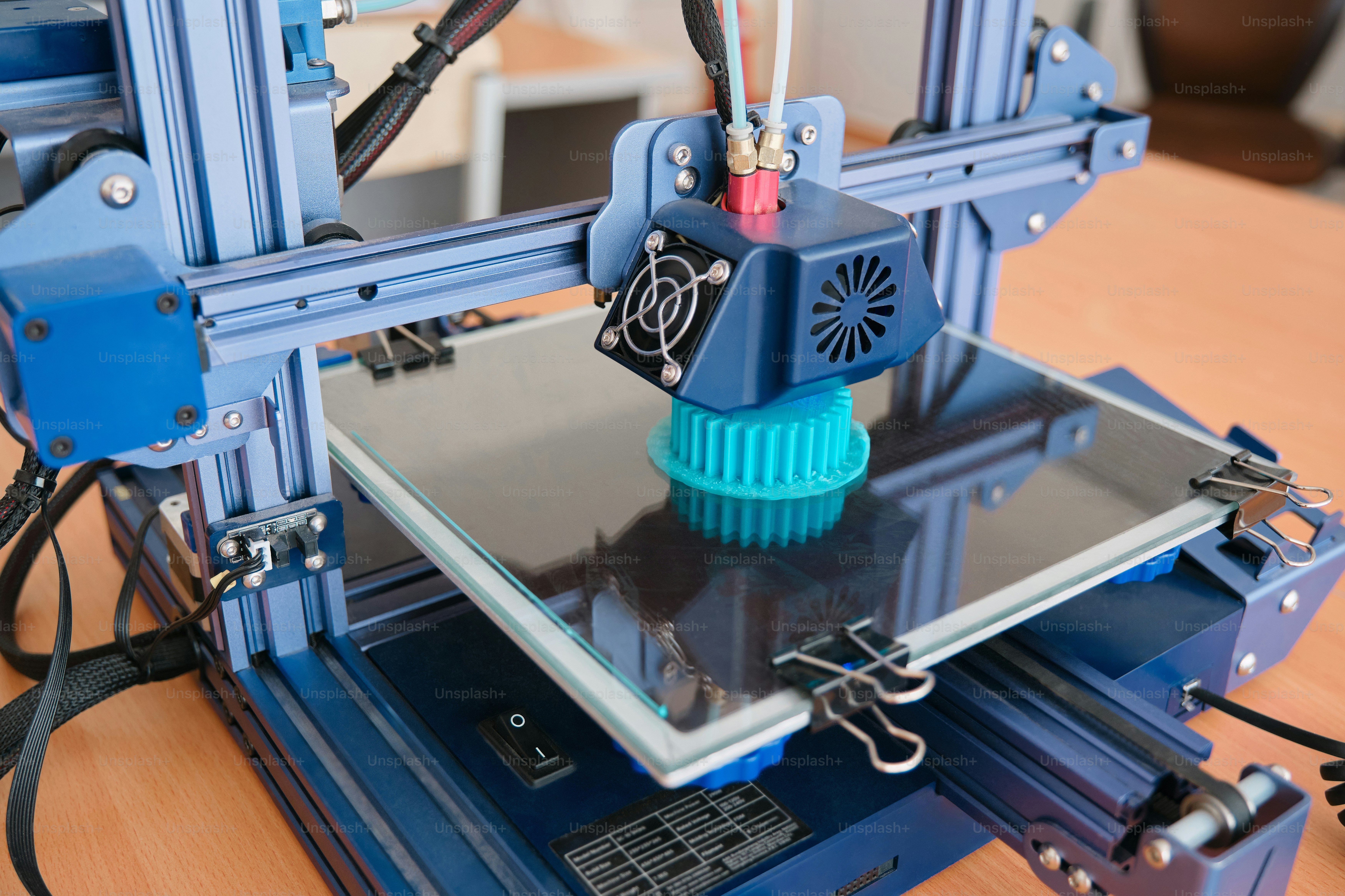 A machine that is sitting on a table photo – 3d printer Image on Unsplash