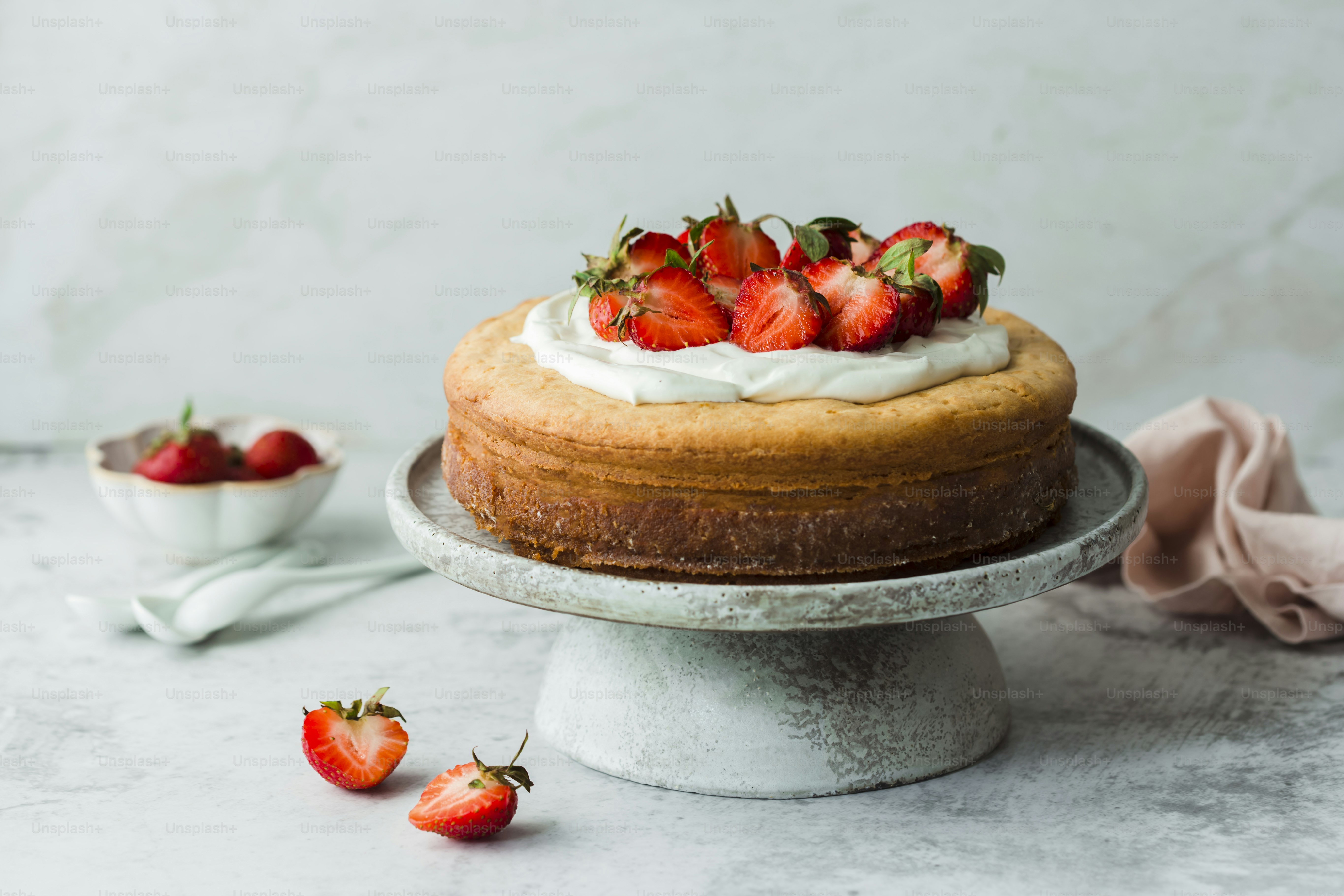 A cake sitting on top of a white cake plate photo – Cakes Image on Unsplash