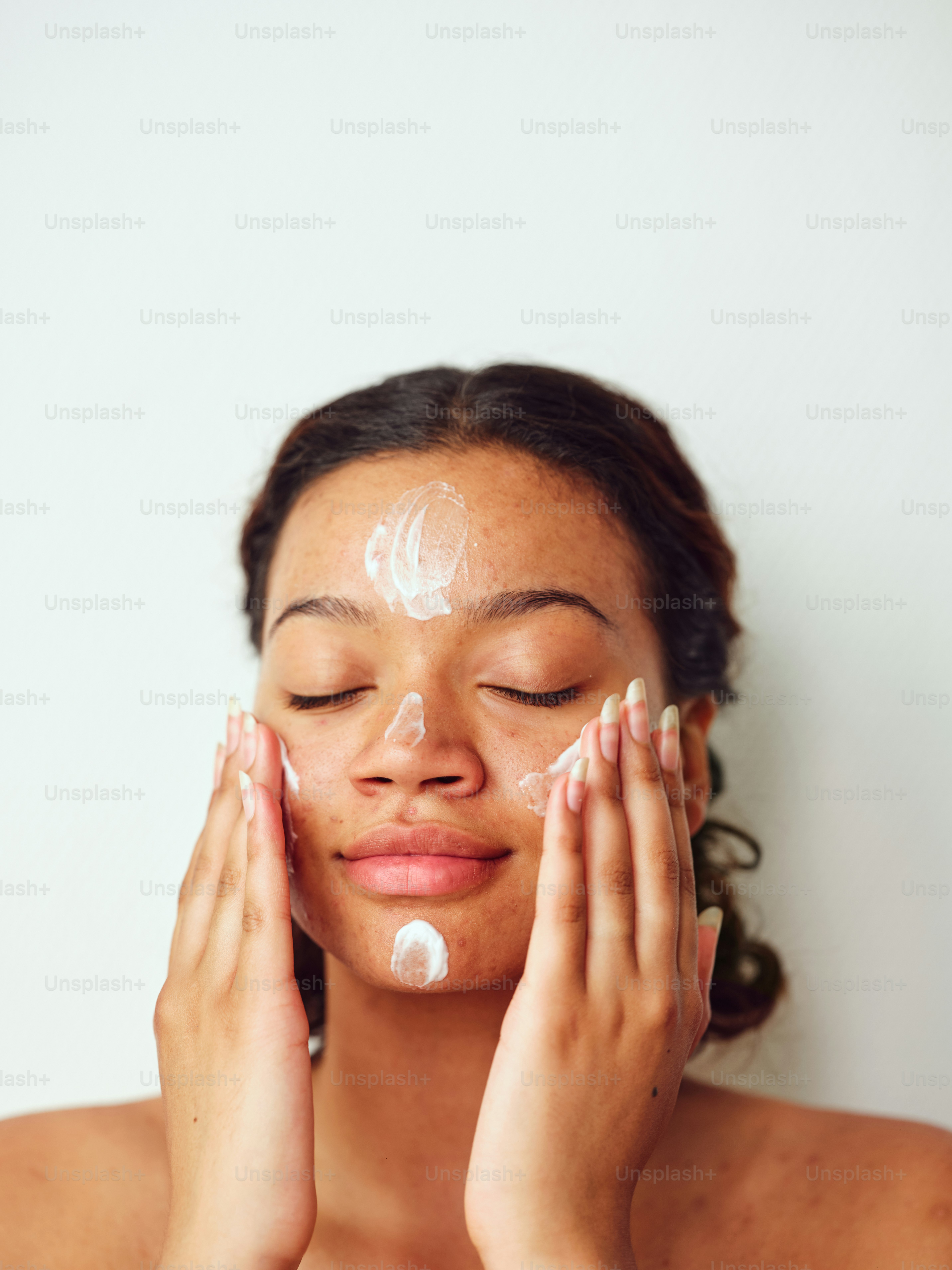 A woman with a lotion on her face photo – Teenager Image on Unsplash