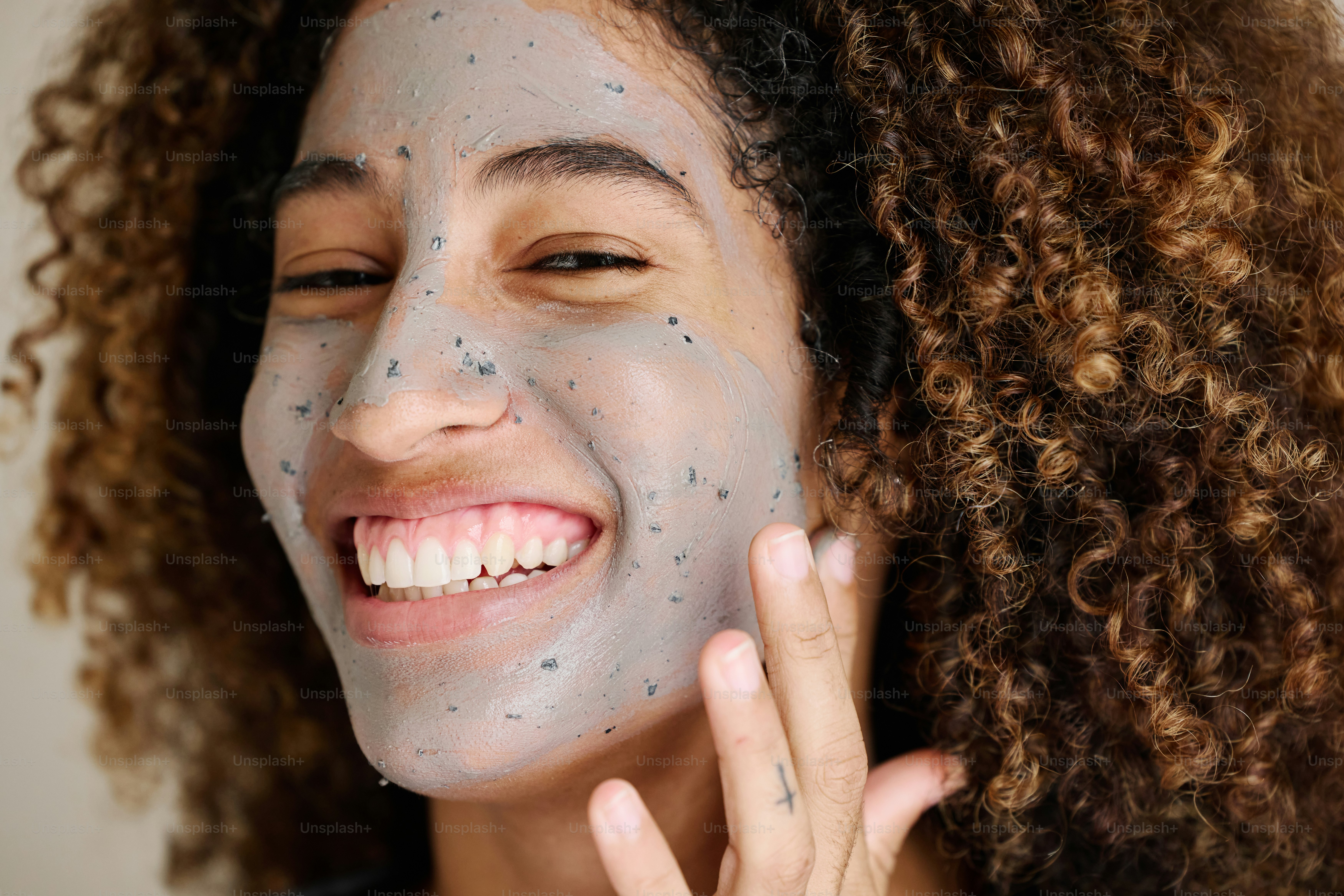 A close up of a person with a face mask photo – Beauty Image on Unsplash