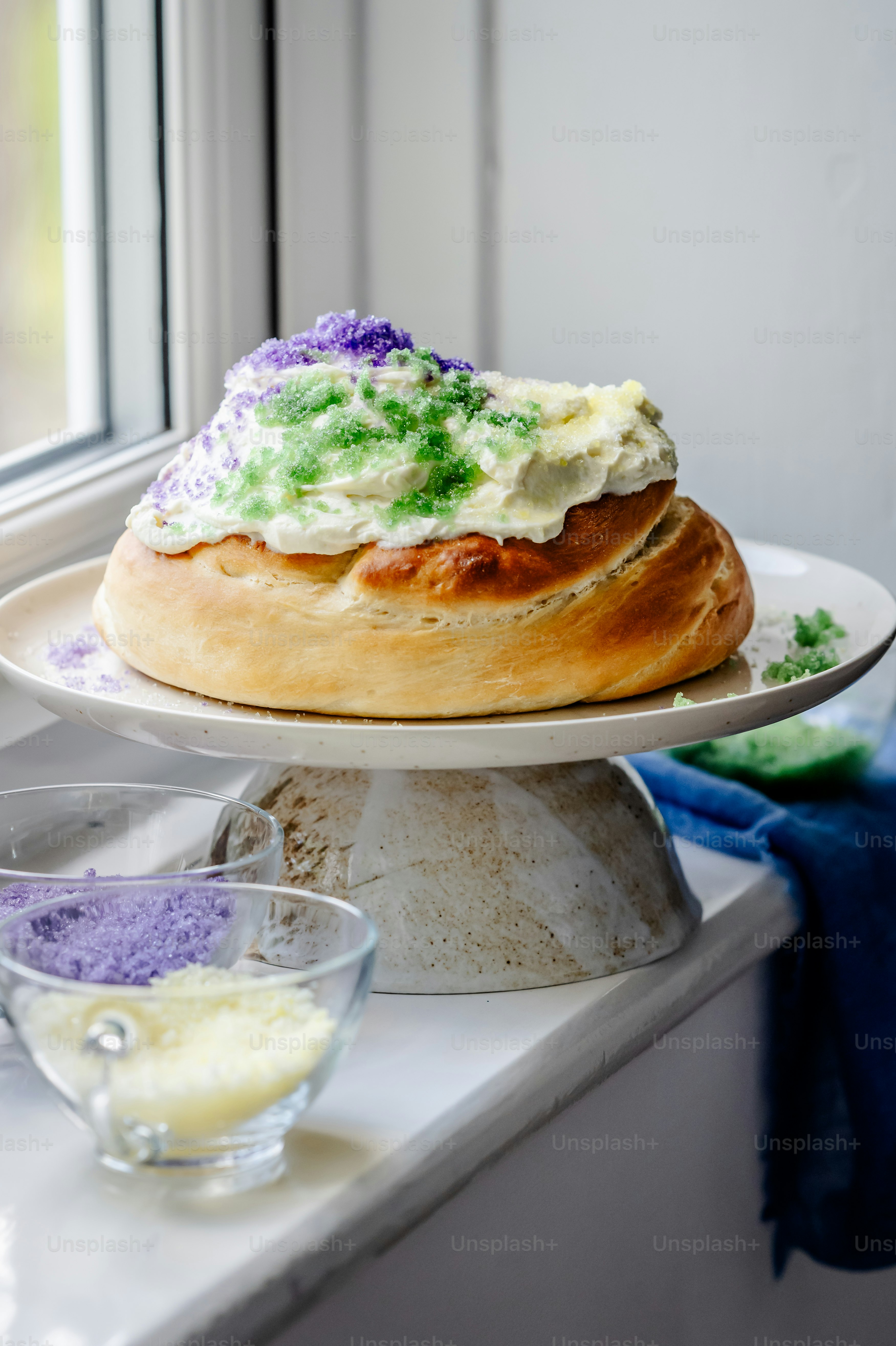 A cake sitting on top of a cake plate photo – Food Image on Unsplash