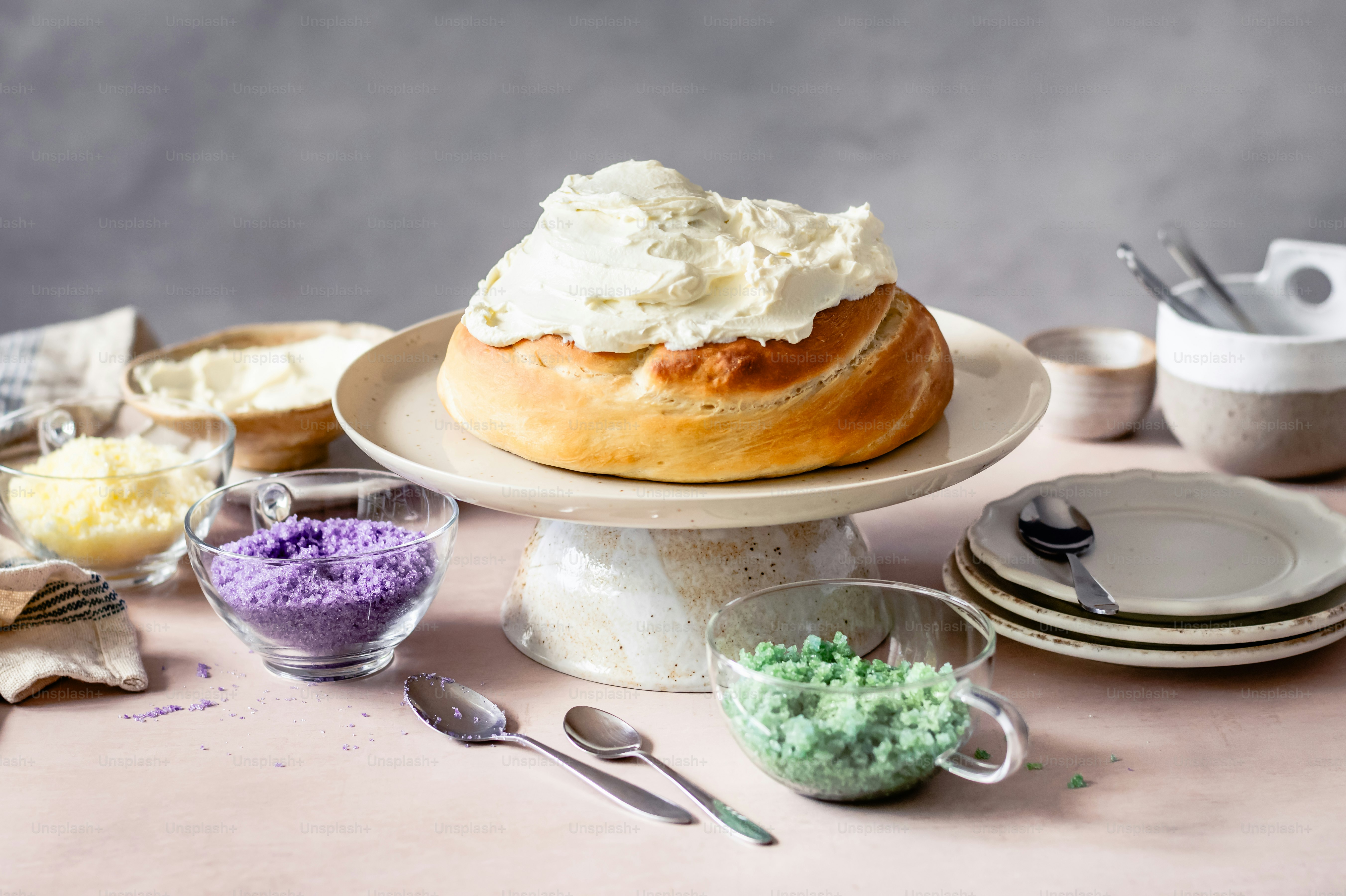 A cake sitting on top of a cake plate photo – Food Image on Unsplash