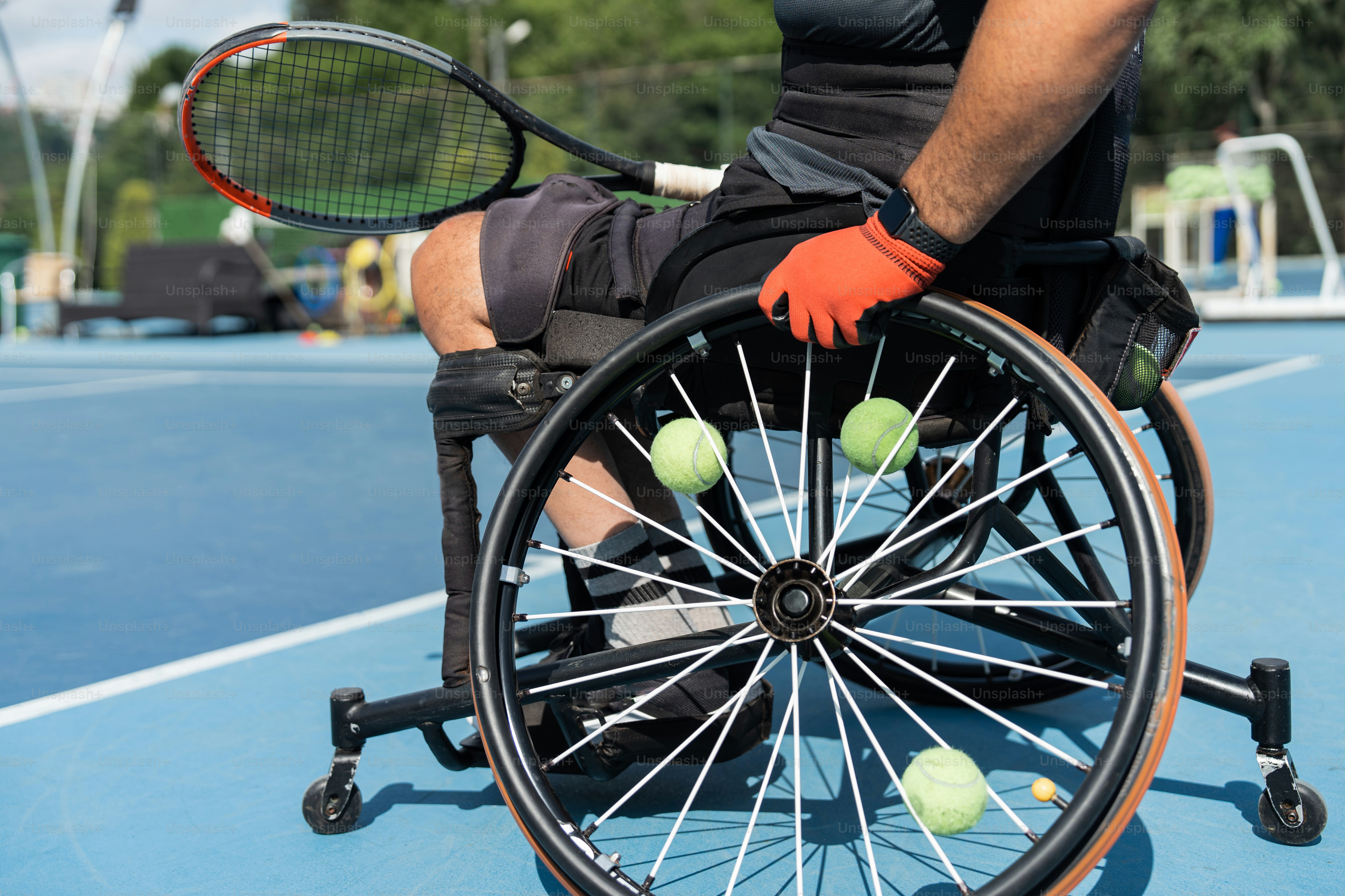 A man in a wheelchair holding a tennis racket photo – Sport Image on ...