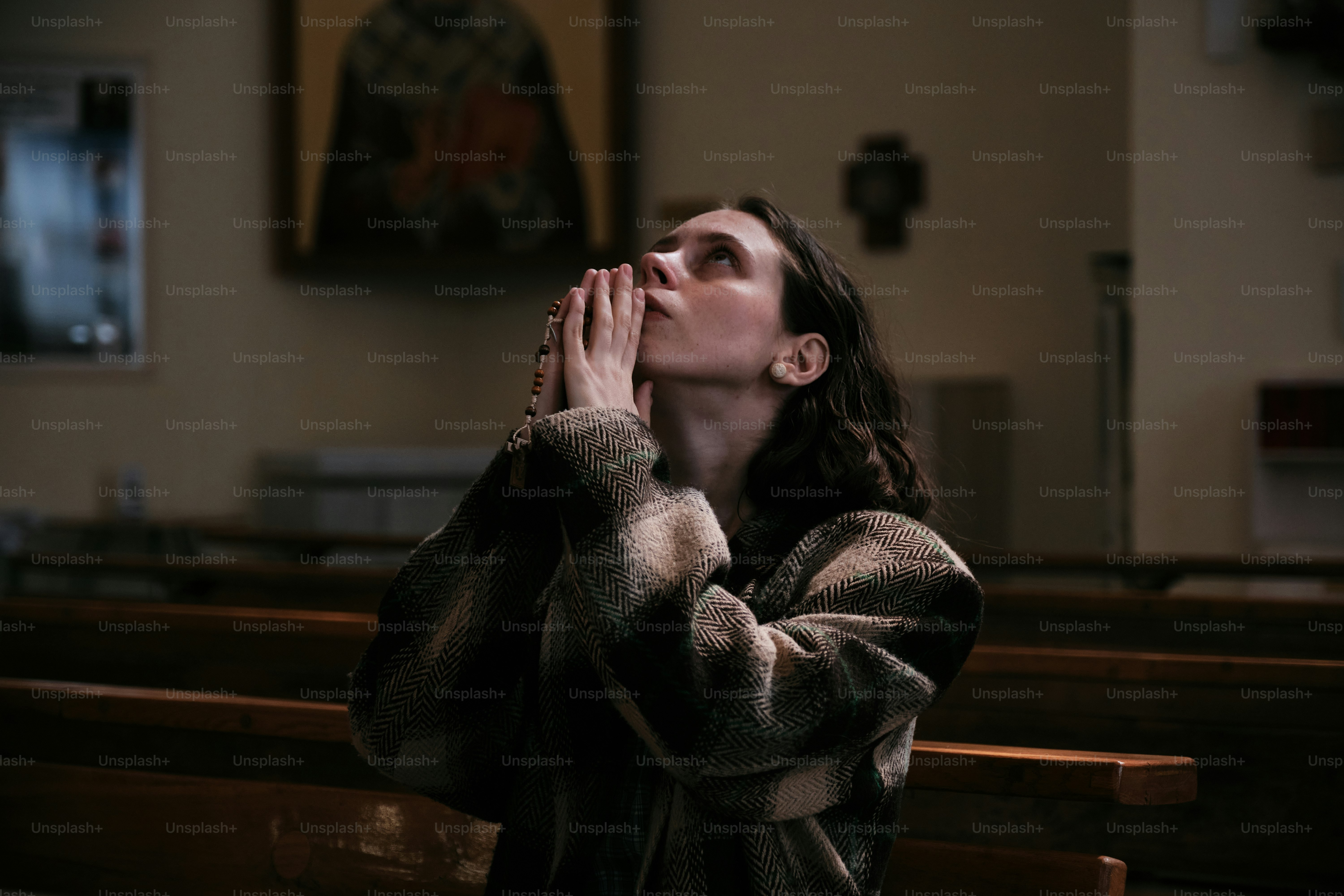 Une femme prie dans une église photo – Image de Force spirituelle sur ...