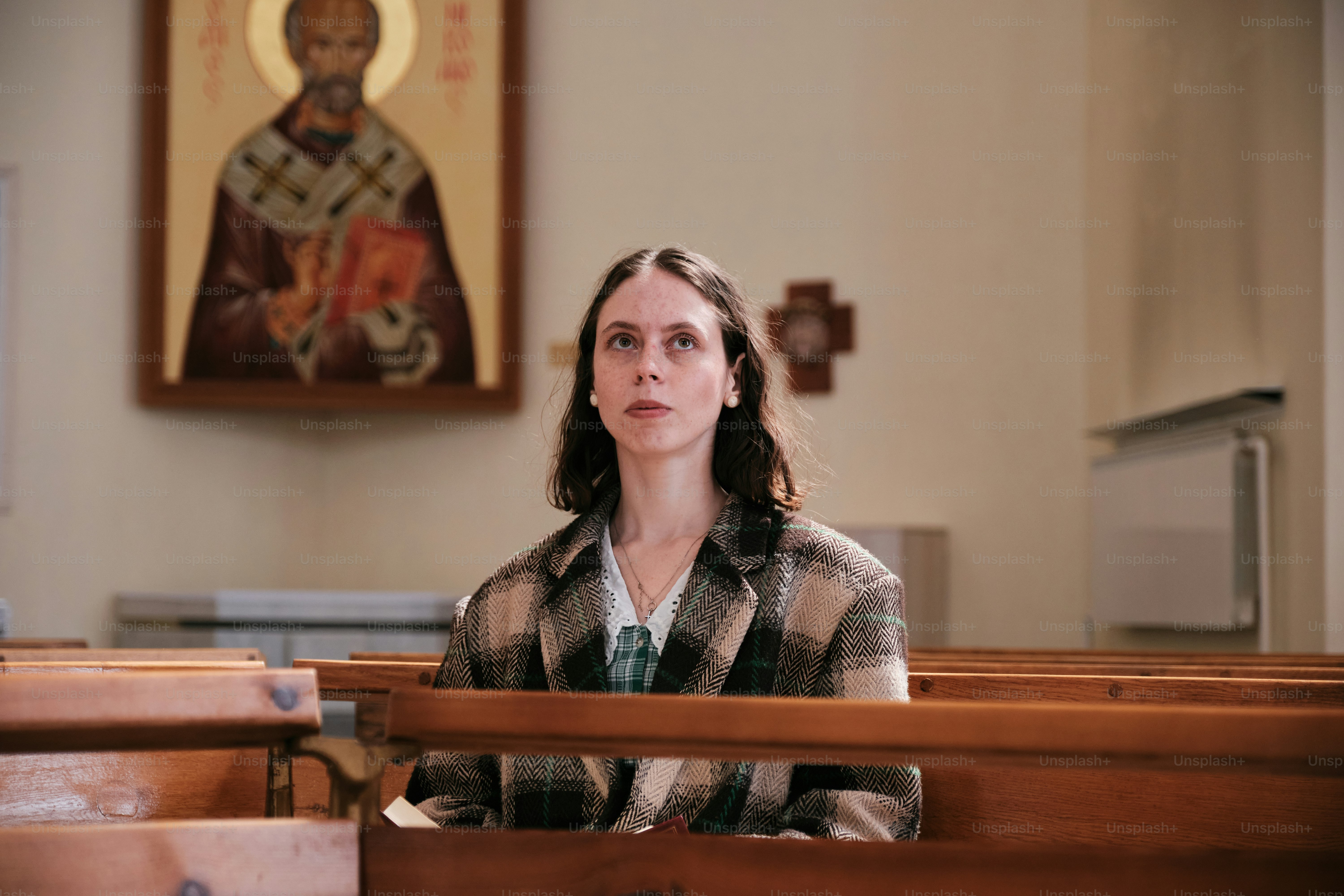 A woman sitting in a pew in a church photo – Christian Image on Unsplash