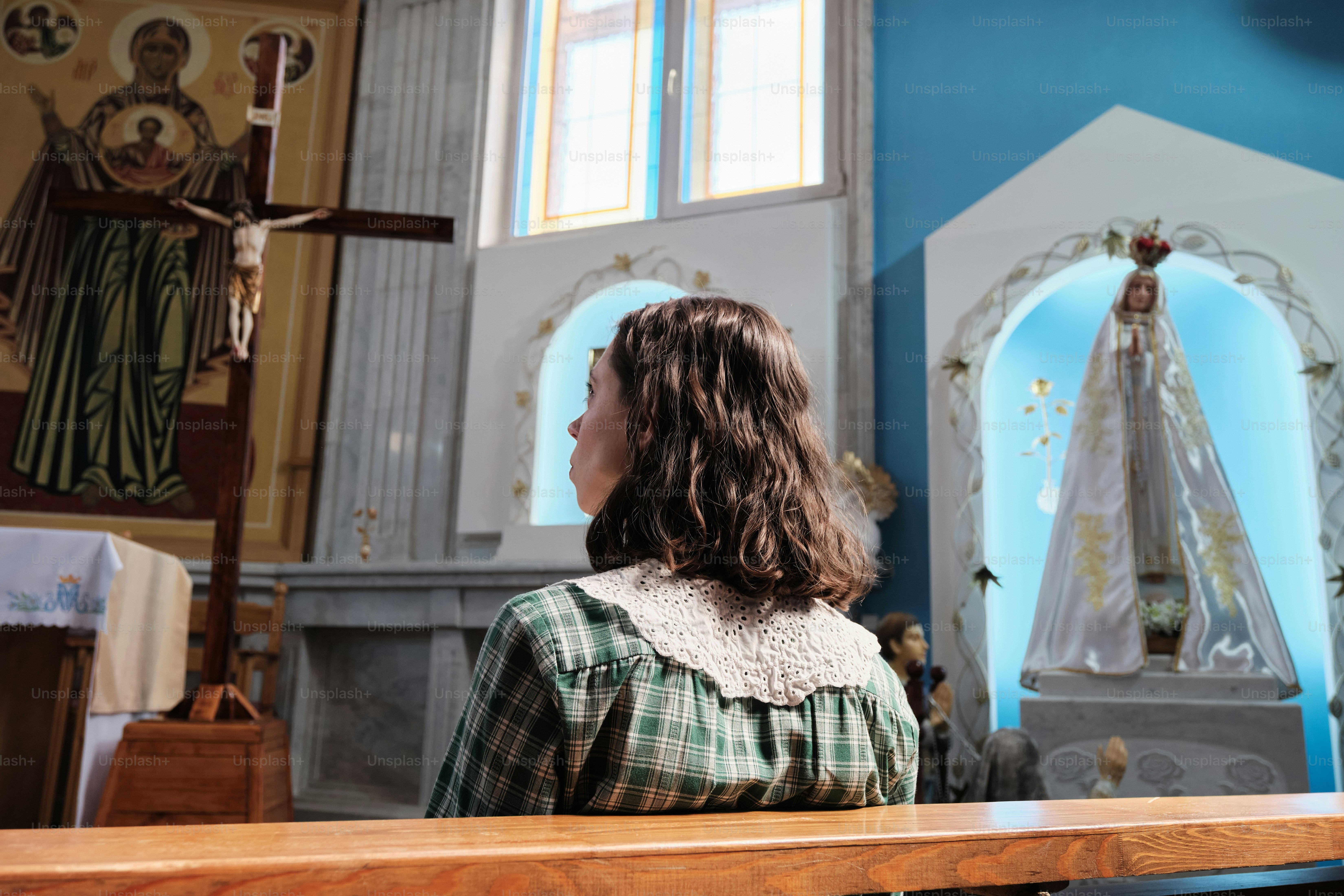 A woman sitting at a pew in a church photo – Christian Image on Unsplash