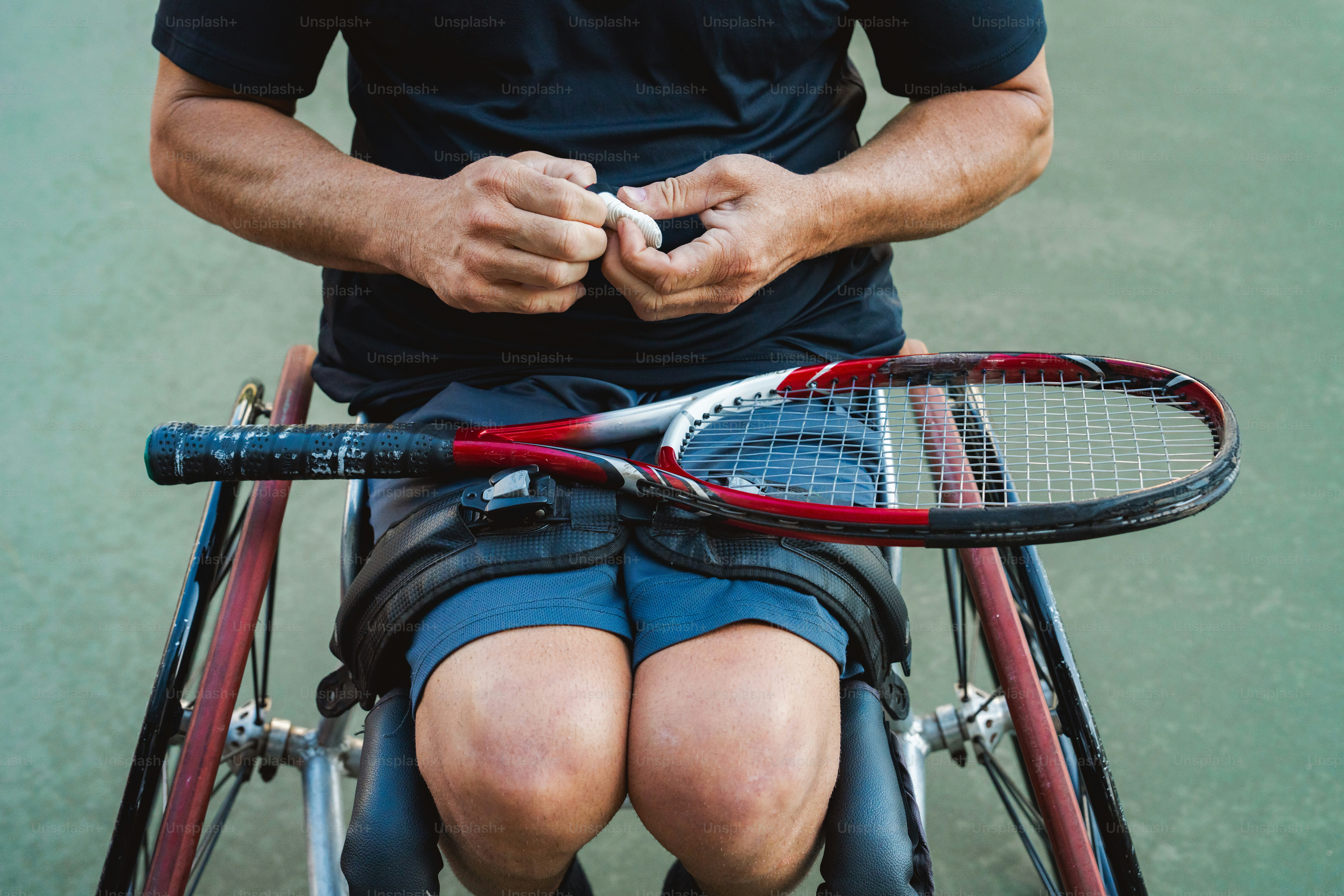A man in a wheelchair holding a tennis racket photo – Disability Image ...