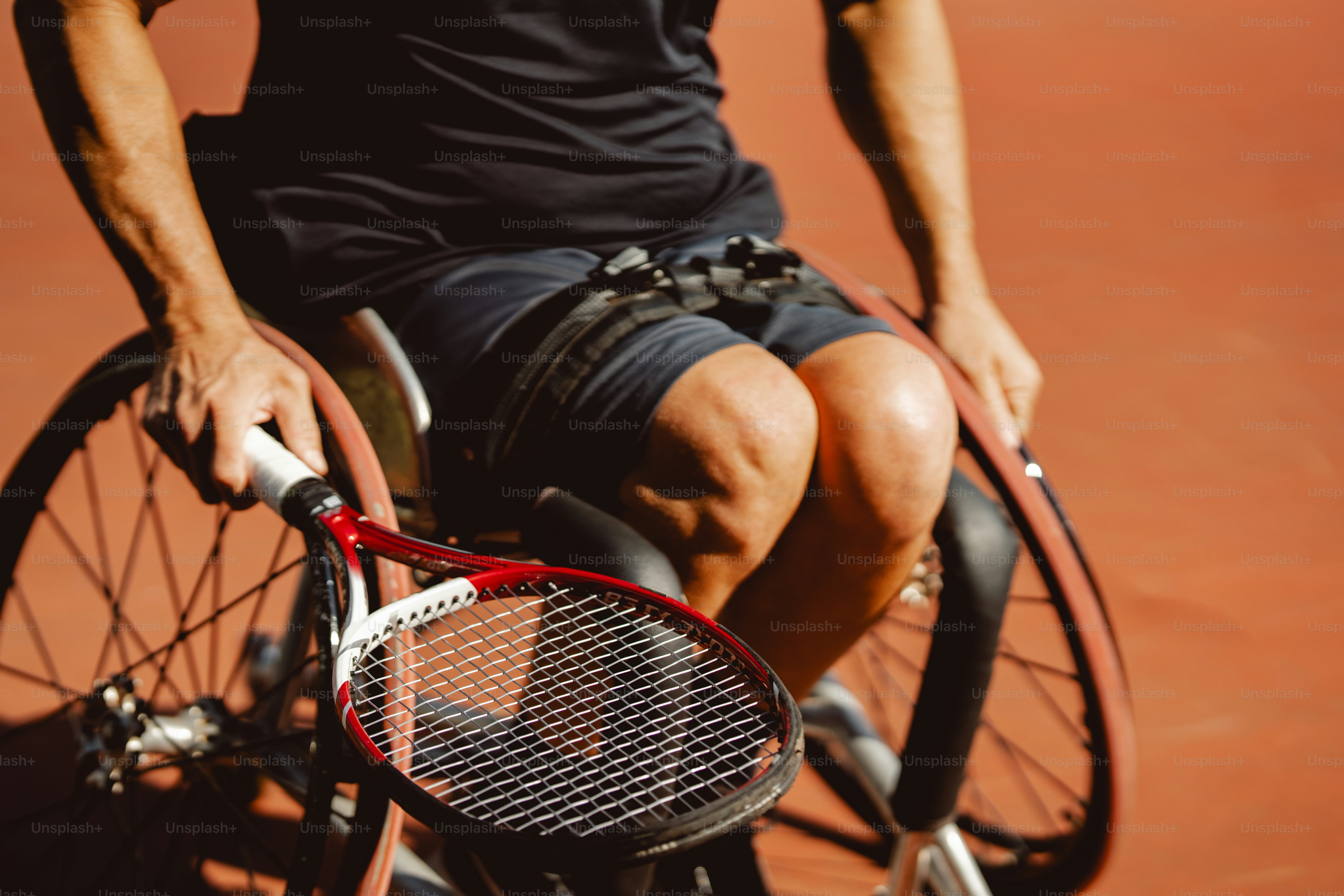 A man in a wheelchair holding a tennis racket photo – Sport Image on ...
