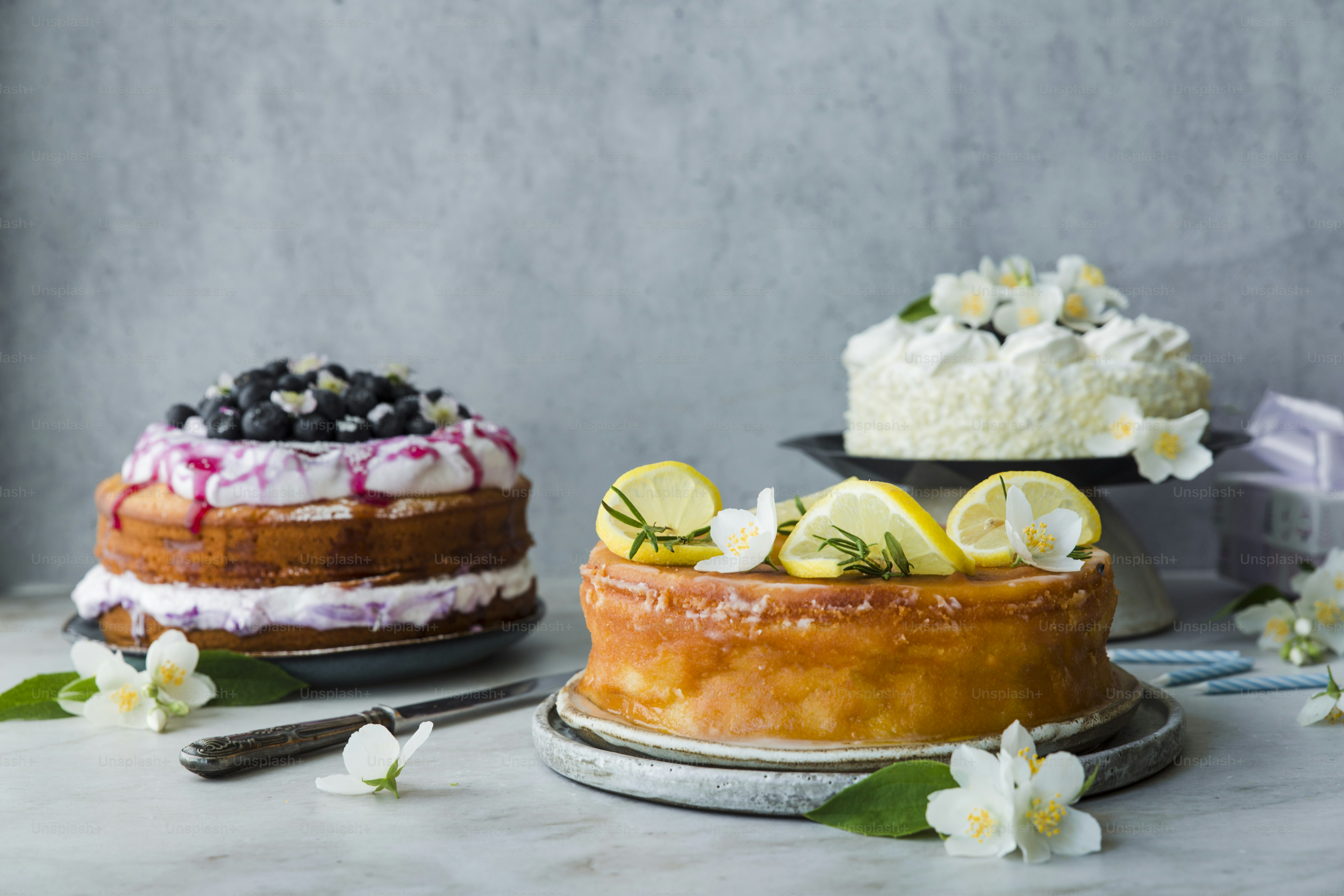 A couple of cakes sitting on top of a table photo – Food Image on Unsplash